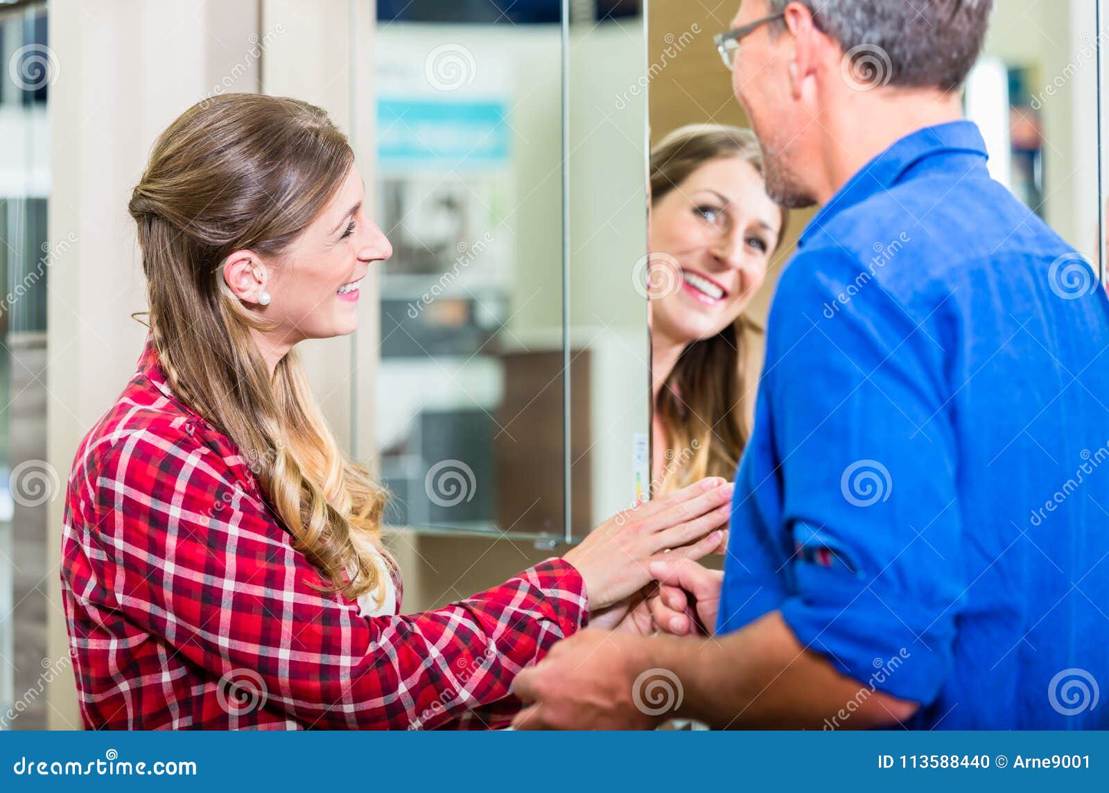 Assistente De Loja Na Loja De Ferragens Que Aconselha O Cliente Foto de ...