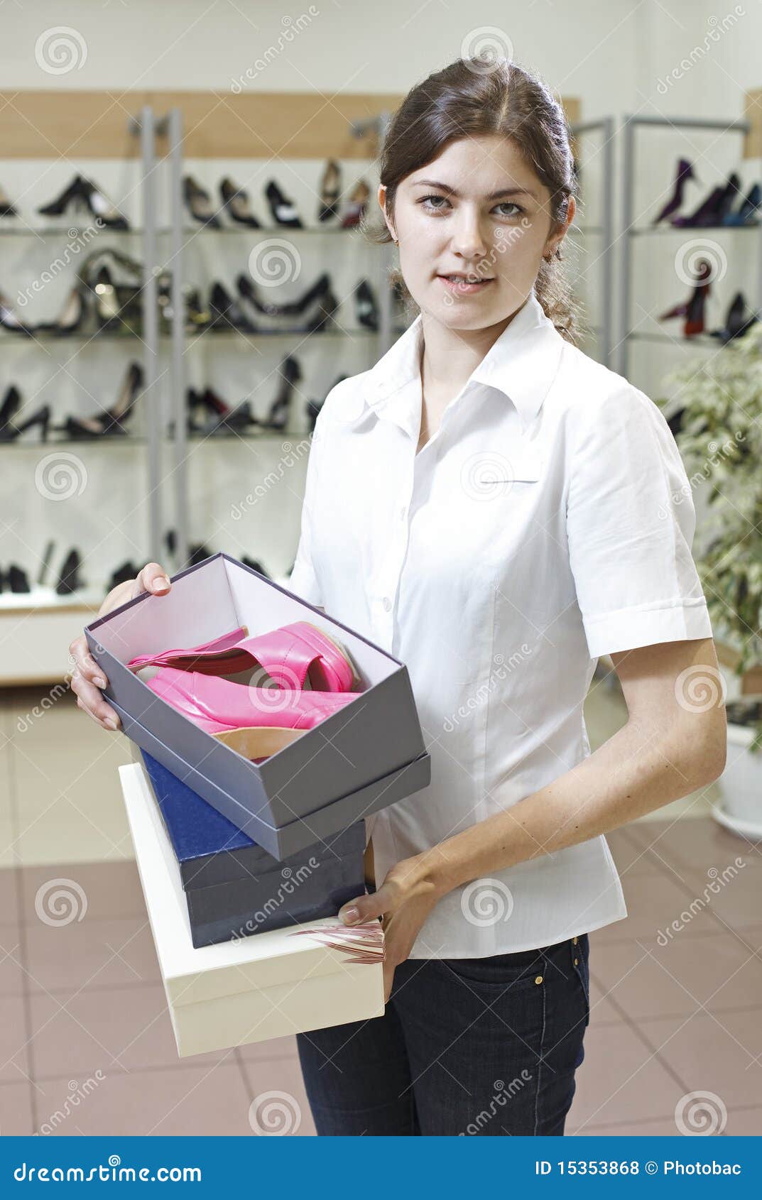 Assistente De Loja Na Loja De Sapata Foto de Stock - Imagem de ...