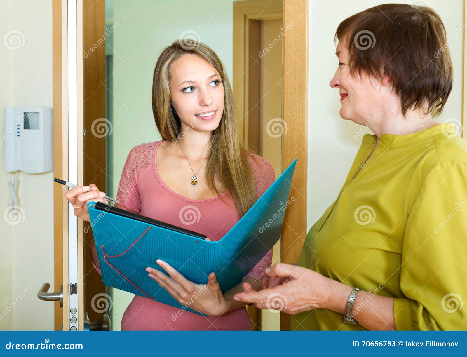 Assistente Sociale Che Tiene Un'indagine Immagine Stock - Immagine di ...