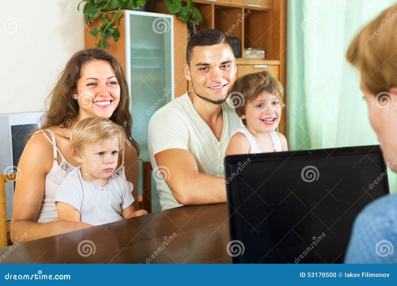 Assistente Sociale Con Una Giovane Famiglia Fotografia Stock - Immagine ...