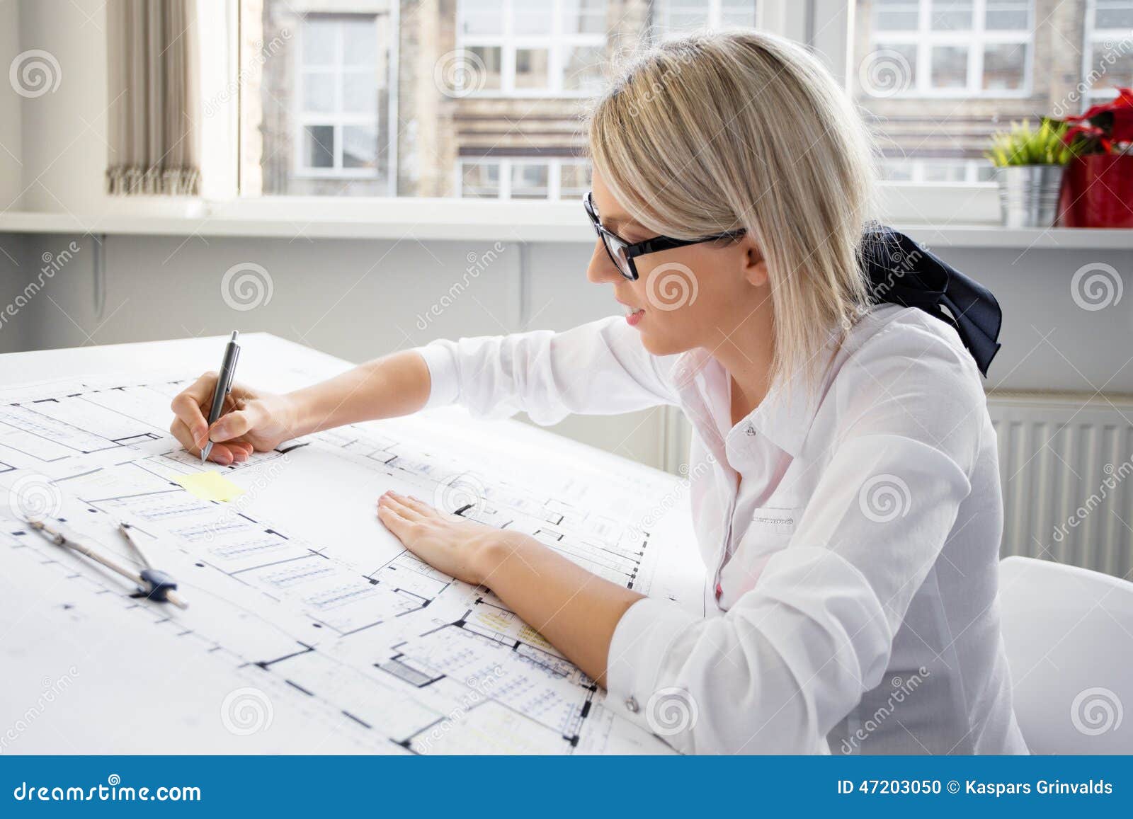 Assistente Tecnico Che Lavora Alla Cianografia Fotografia Stock ...