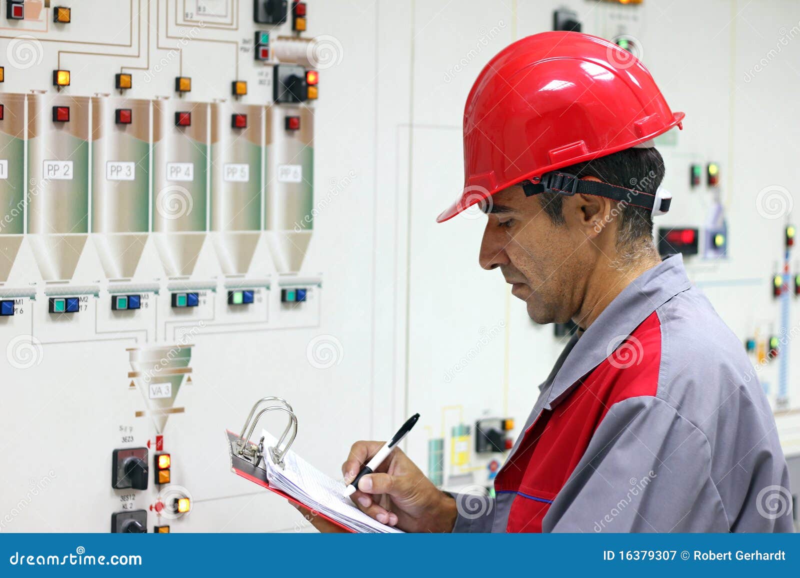 Assistente Tecnico Della Sala Di Controllo Immagine Stock - Immagine di ...