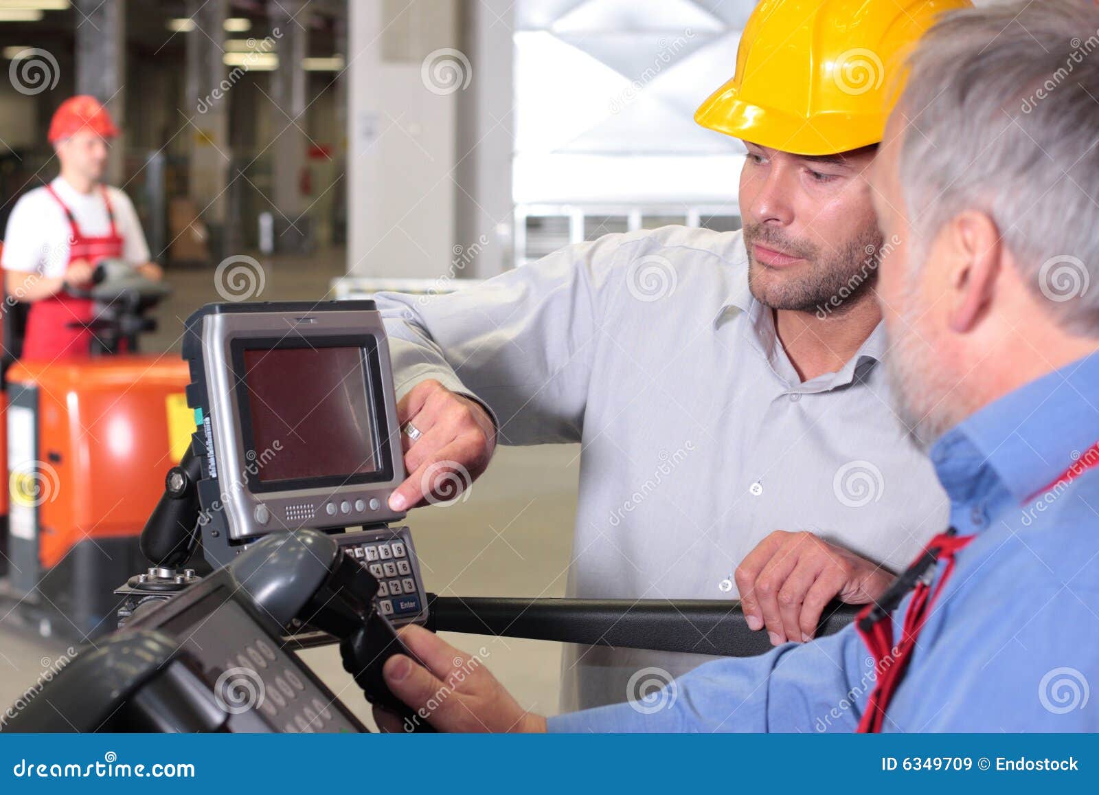 Assistente Tecnico Ed Operaio Maggiore Al Pannello Di Controllo ...