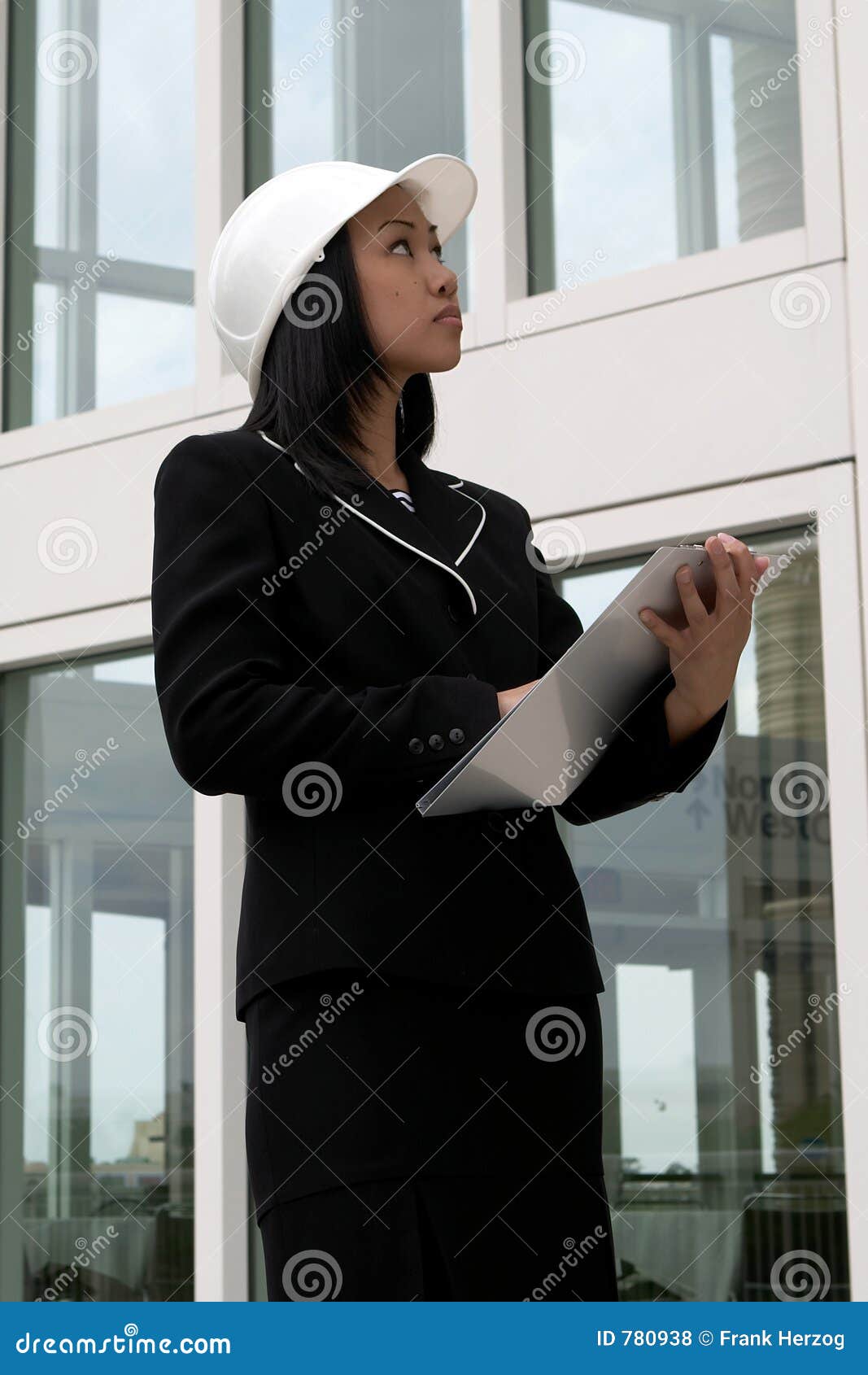 Assistente Tecnico Femminile Che Controlla Con Il Cappello Duro ...