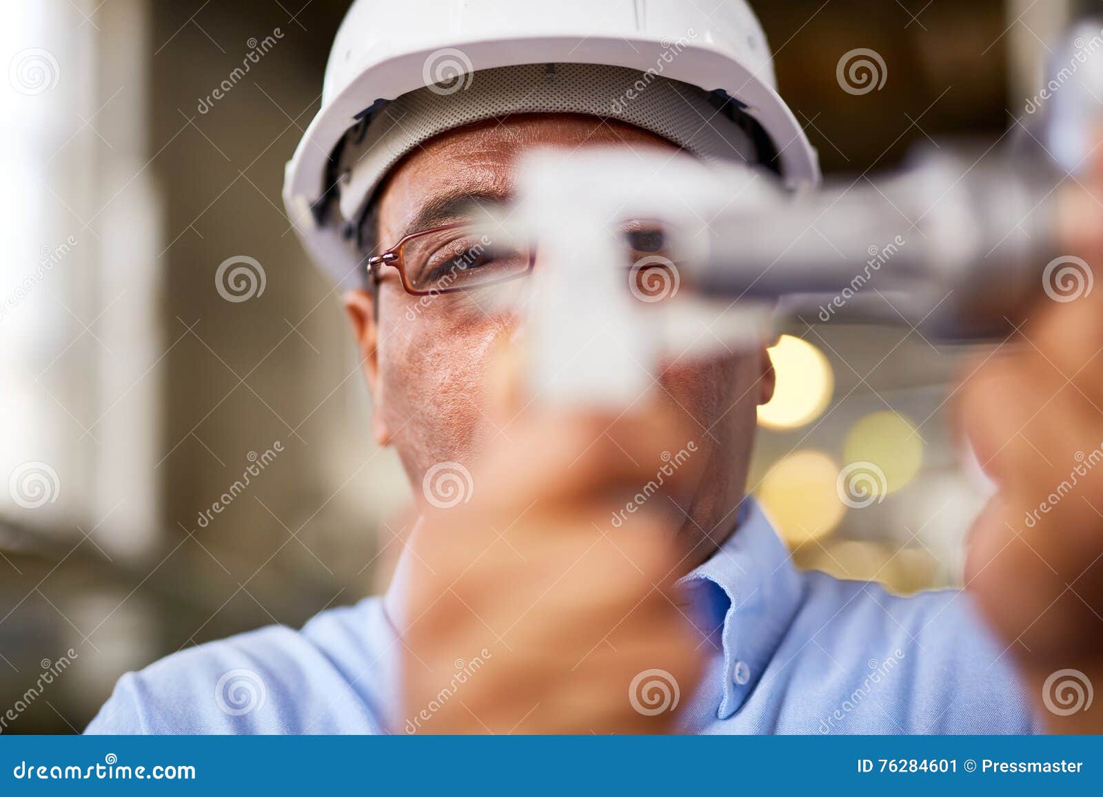Assistente Tecnico Sul Lavoro Immagine Stock - Immagine di casco ...