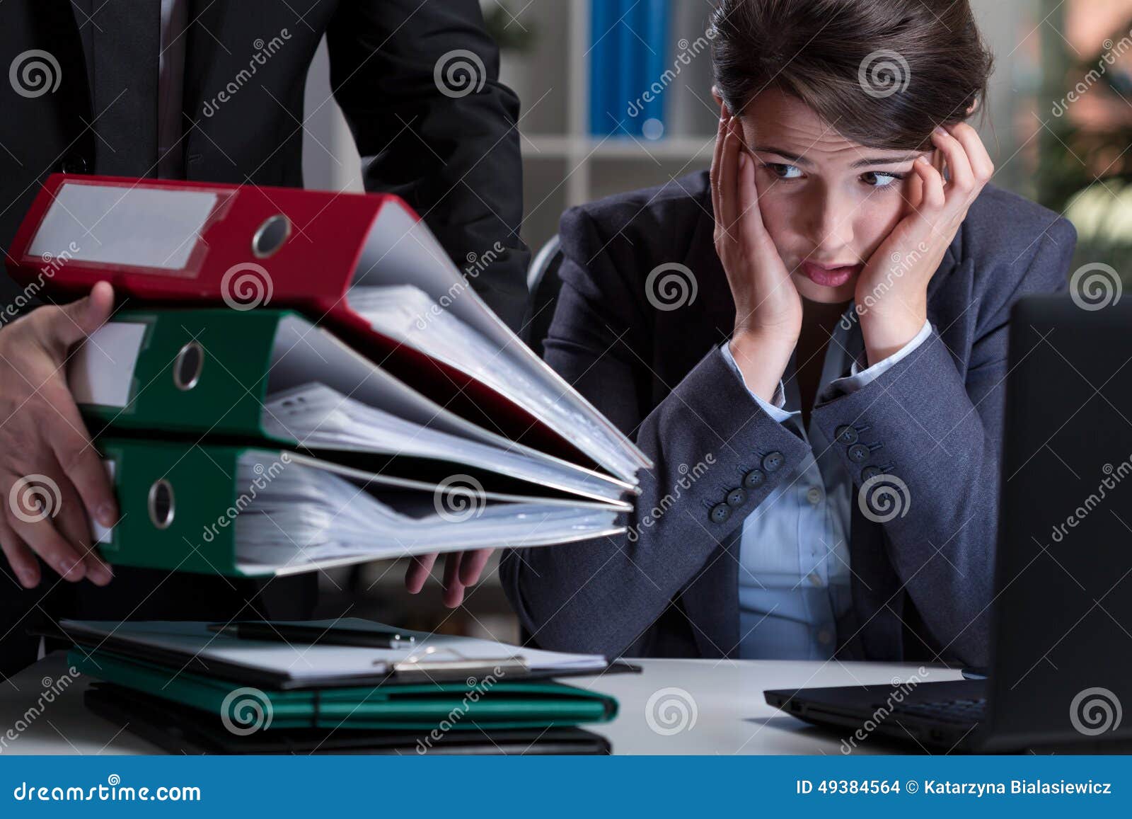 Assistenten Viel Arbeit Geben Stockfoto - Bild von überarbeitet ...