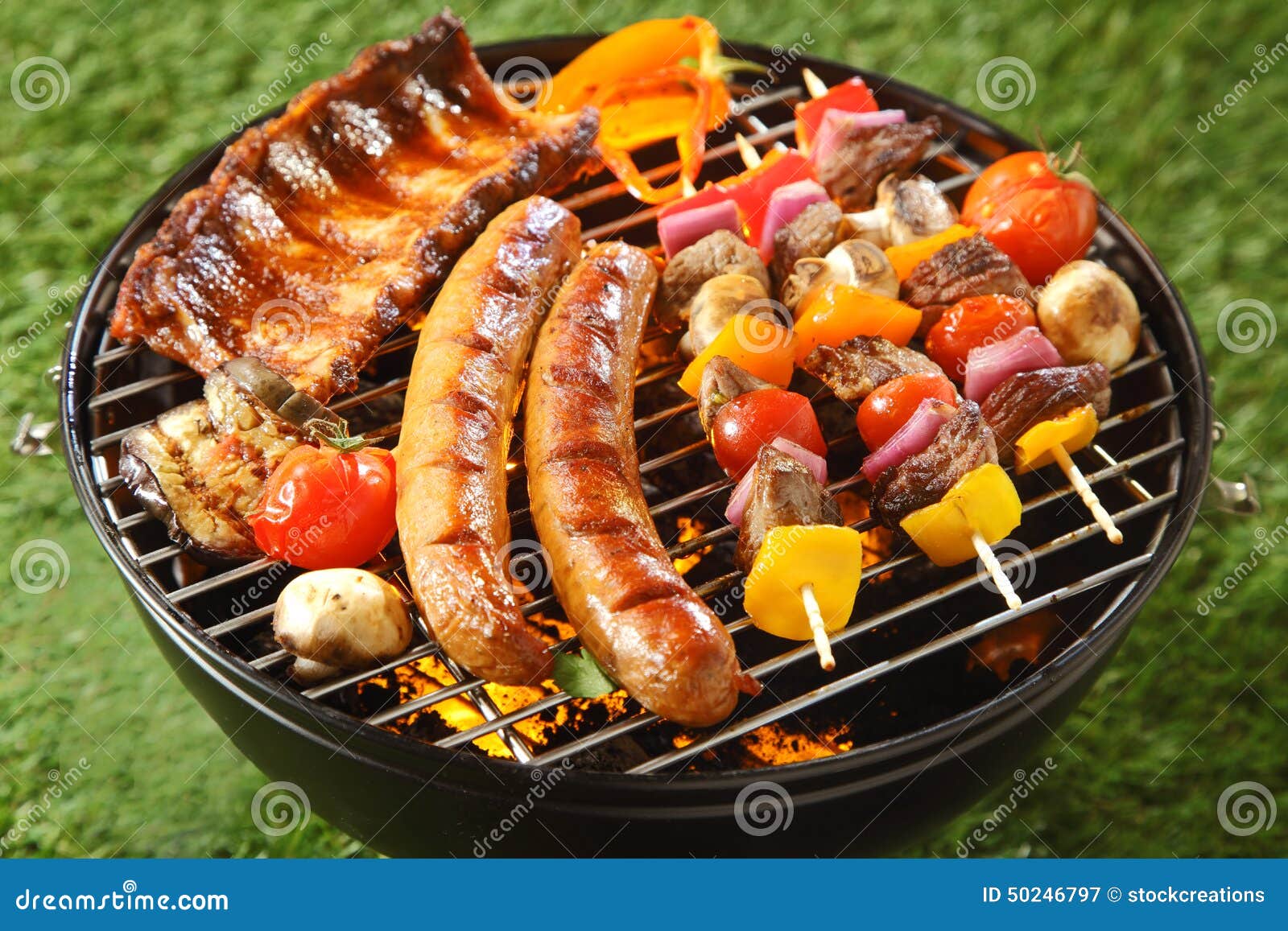 Assorted A Grillé La Viande Sur Un Barbecue D'été Photo stock - Image ...