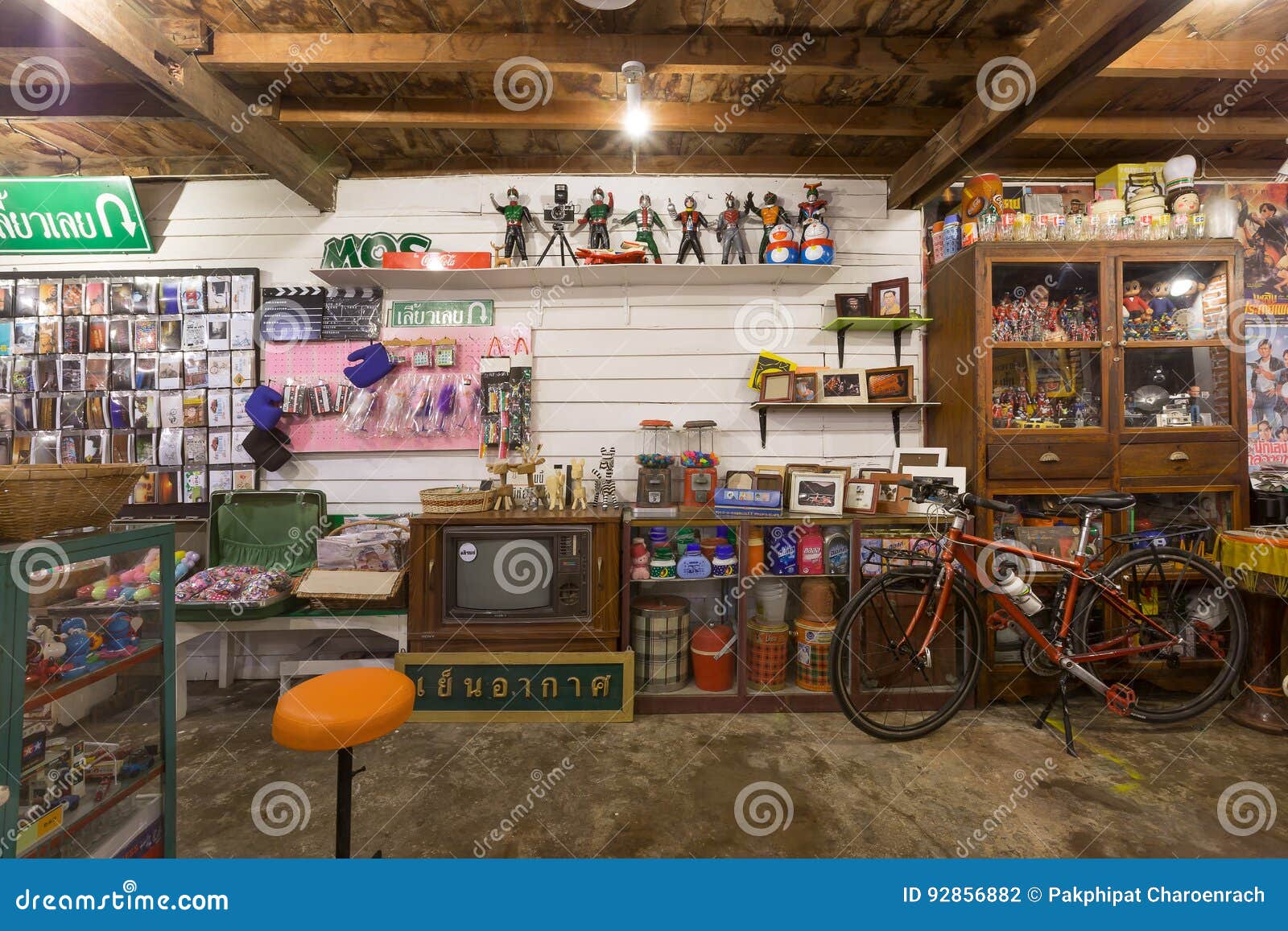 Assorted Vintage Retro Objects Warehouse Gallery. Editorial Photography ...