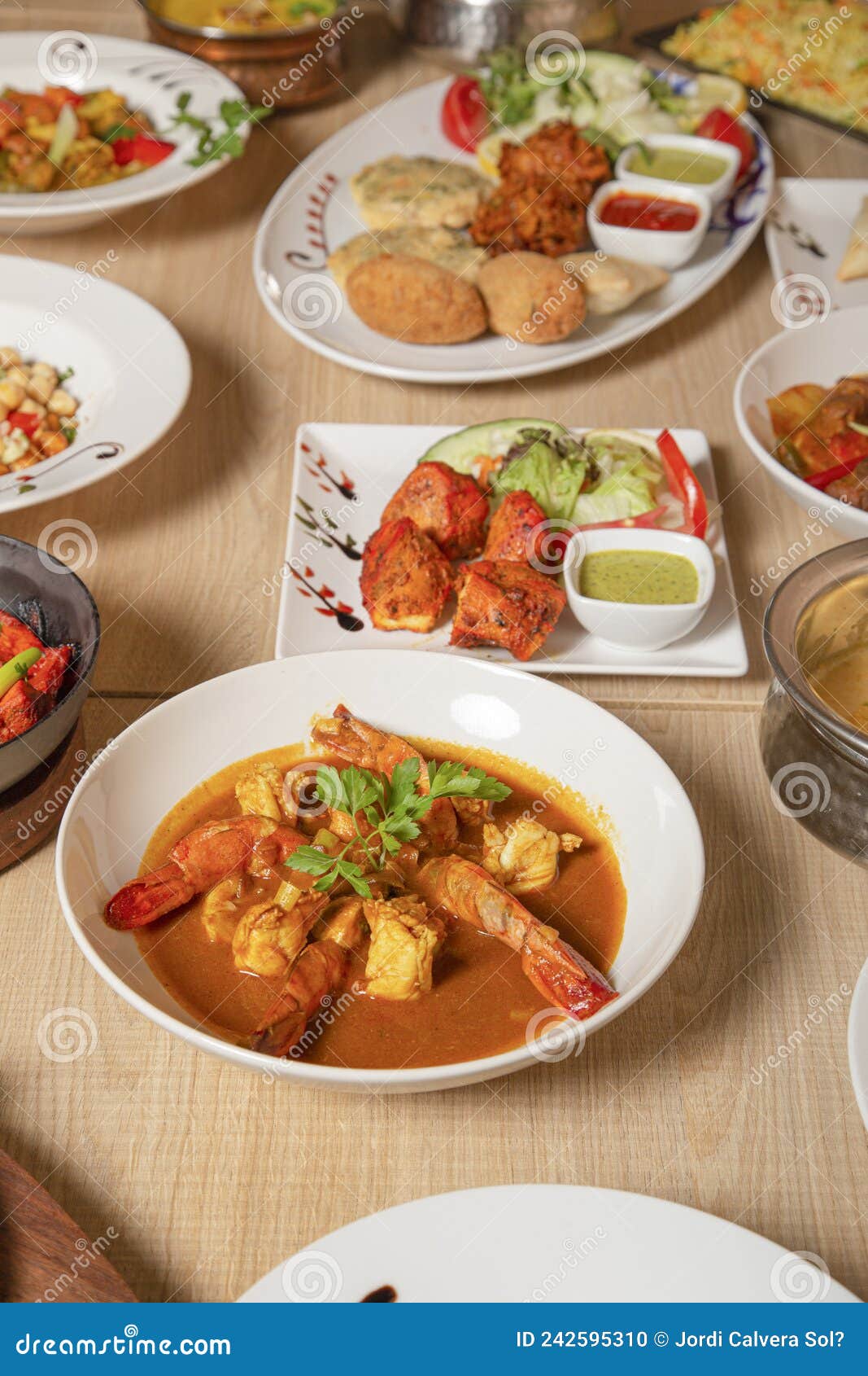 Assortiment De Plats Typiques De La Cuisine Indienne Photo stock ...