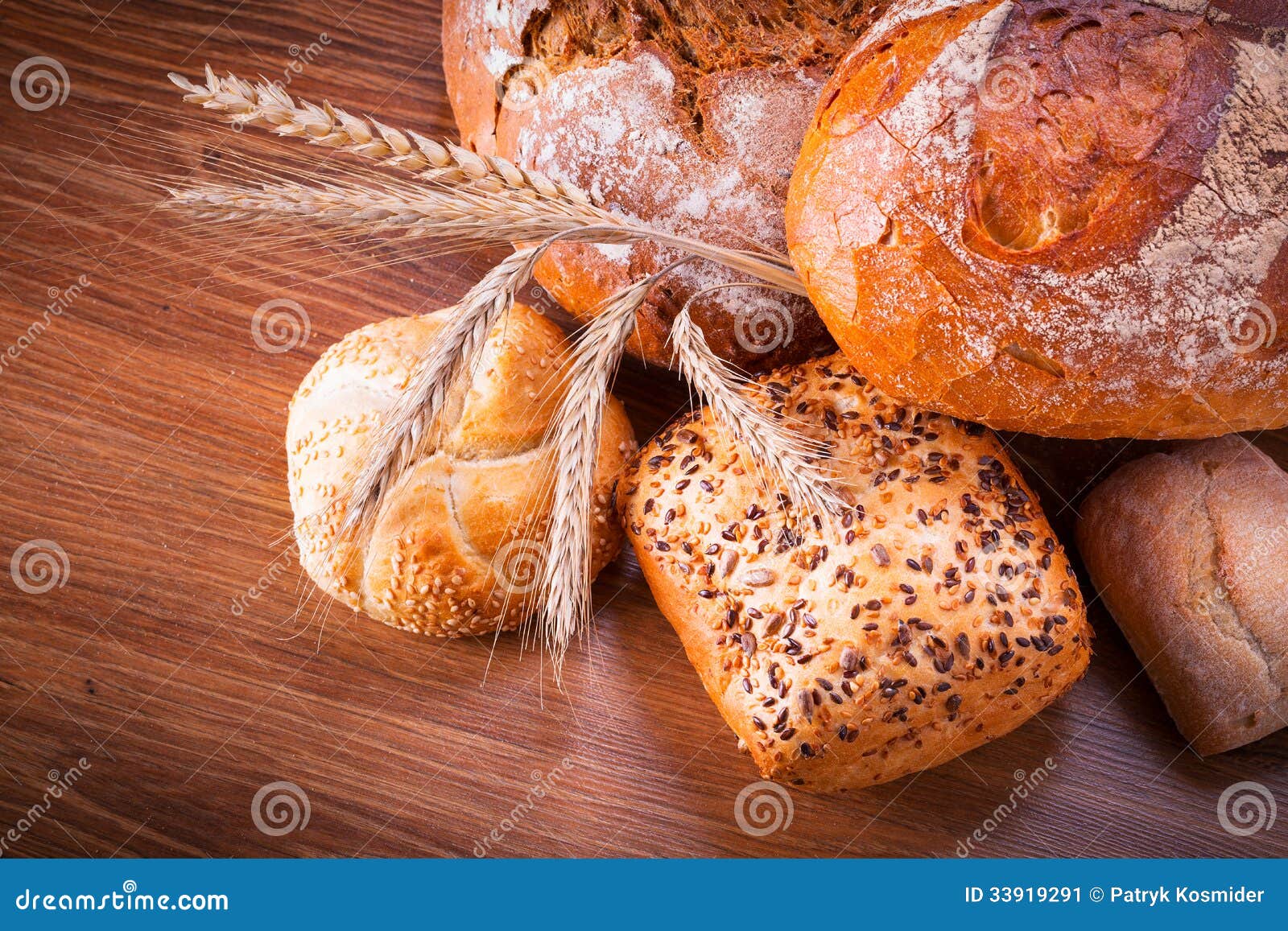 Assortimento Di Pane Fresco Immagine Stock - Immagine di casalingo ...