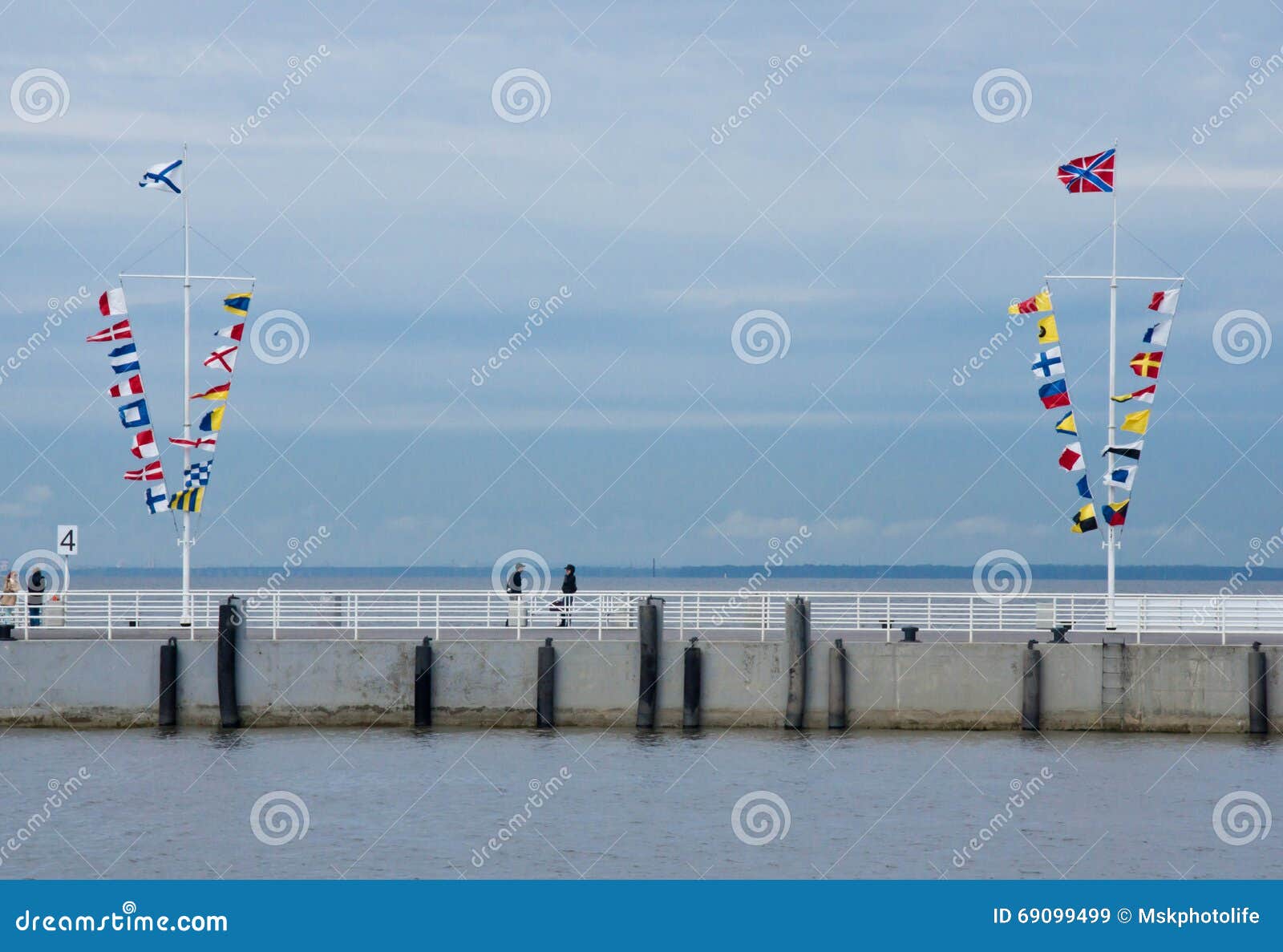 Asta De Bandera Con Muchas Banderas Imagen de archivo - Imagen de cerca ...