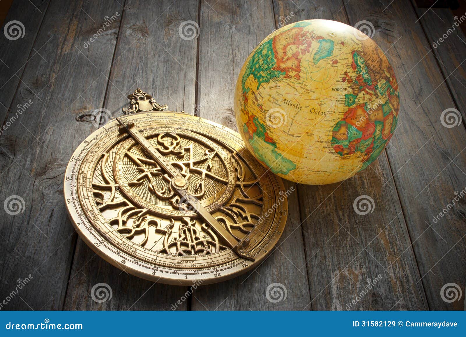 Astrolabio con el globo imagen de archivo. Imagen de viejo - 31582129