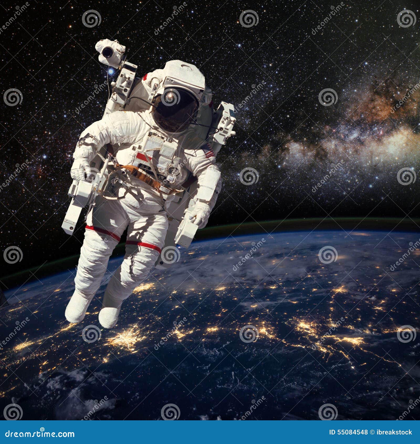 Astronaut in Kosmische Ruimte Boven De Aarde Tijdens Nacht Elem Stock ...