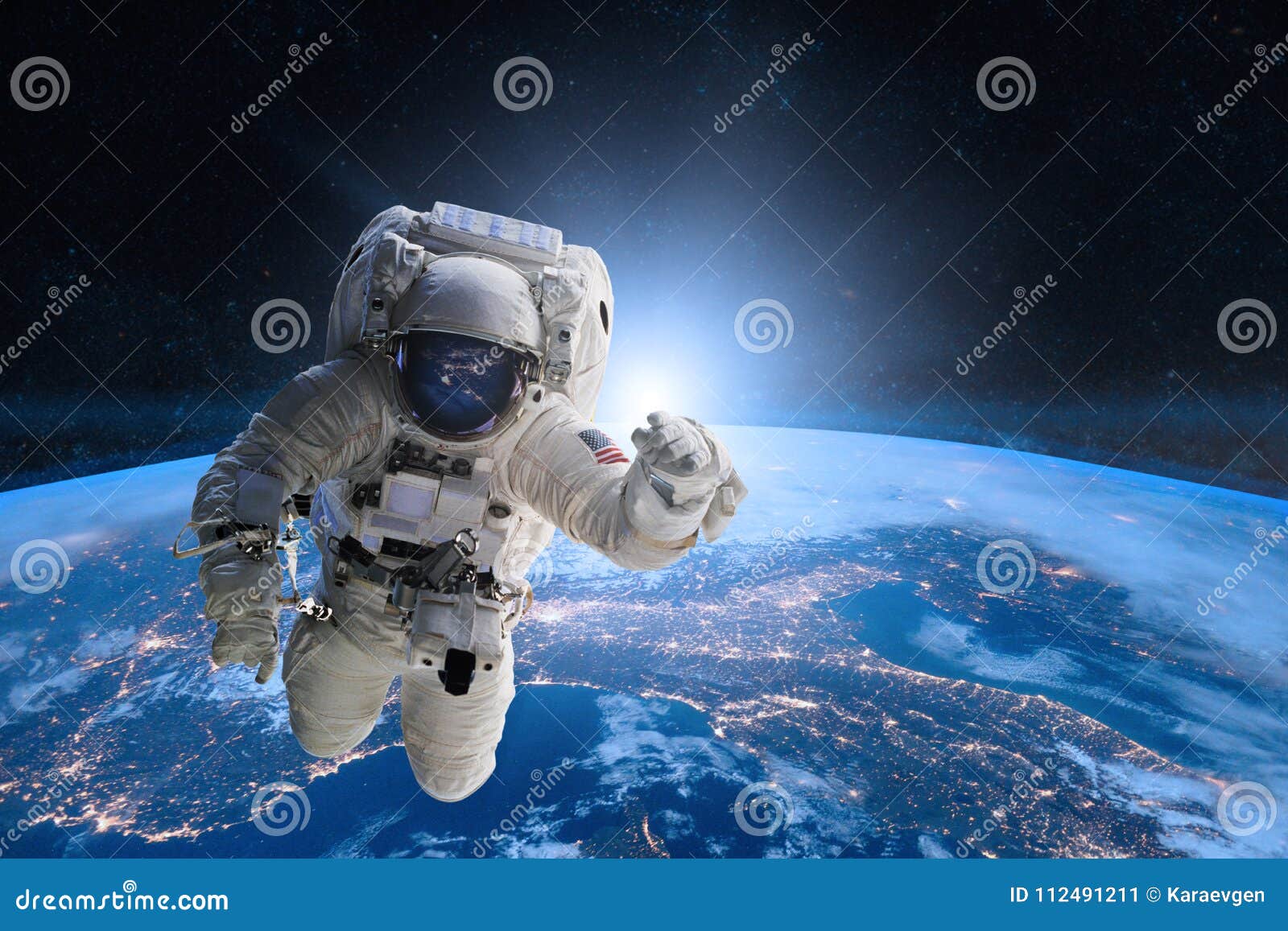 Astronaut in Kosmische Ruimte Op Achtergrond Van De Aarde Stock ...