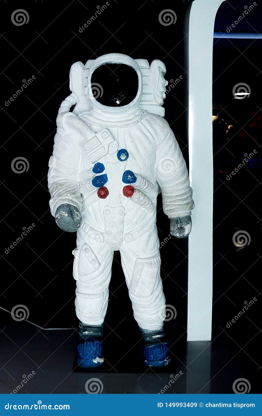 Astronaut statue editorial stock image. Image of planetarium - 149993409
