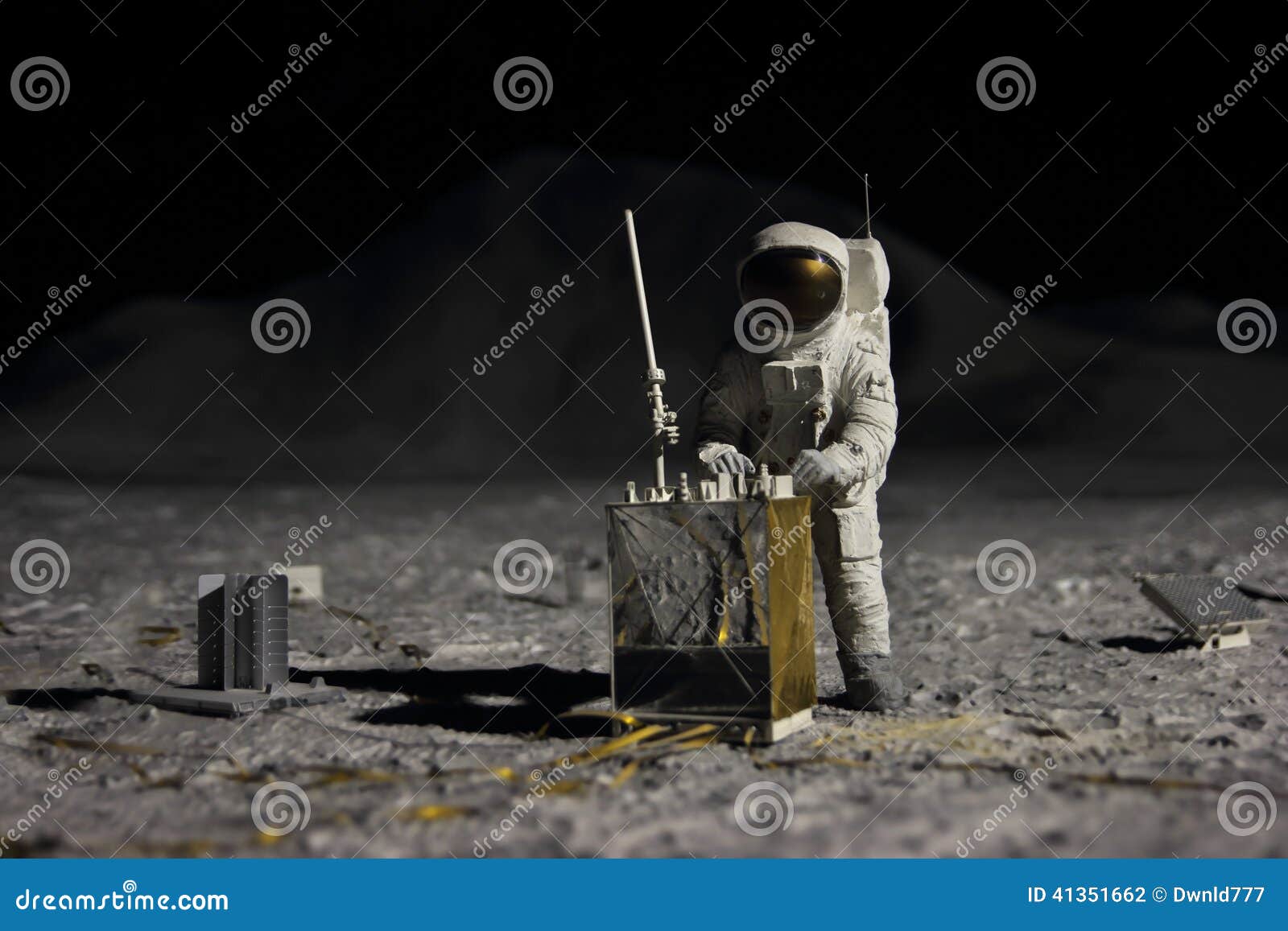 Astronauta na lua foto de stock. Imagem de pessoa, tecnologia - 41351662