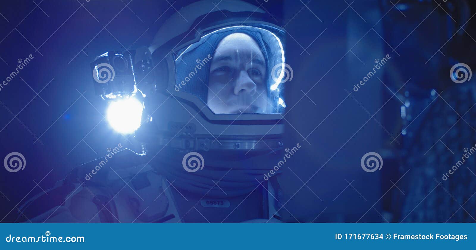 Astronauta Na Lua Olhando Ao Redor Foto de Stock - Imagem de homem ... Astronauta Na Lua Olhando Ao Redor Foto de Stock - Imagem de homem ...