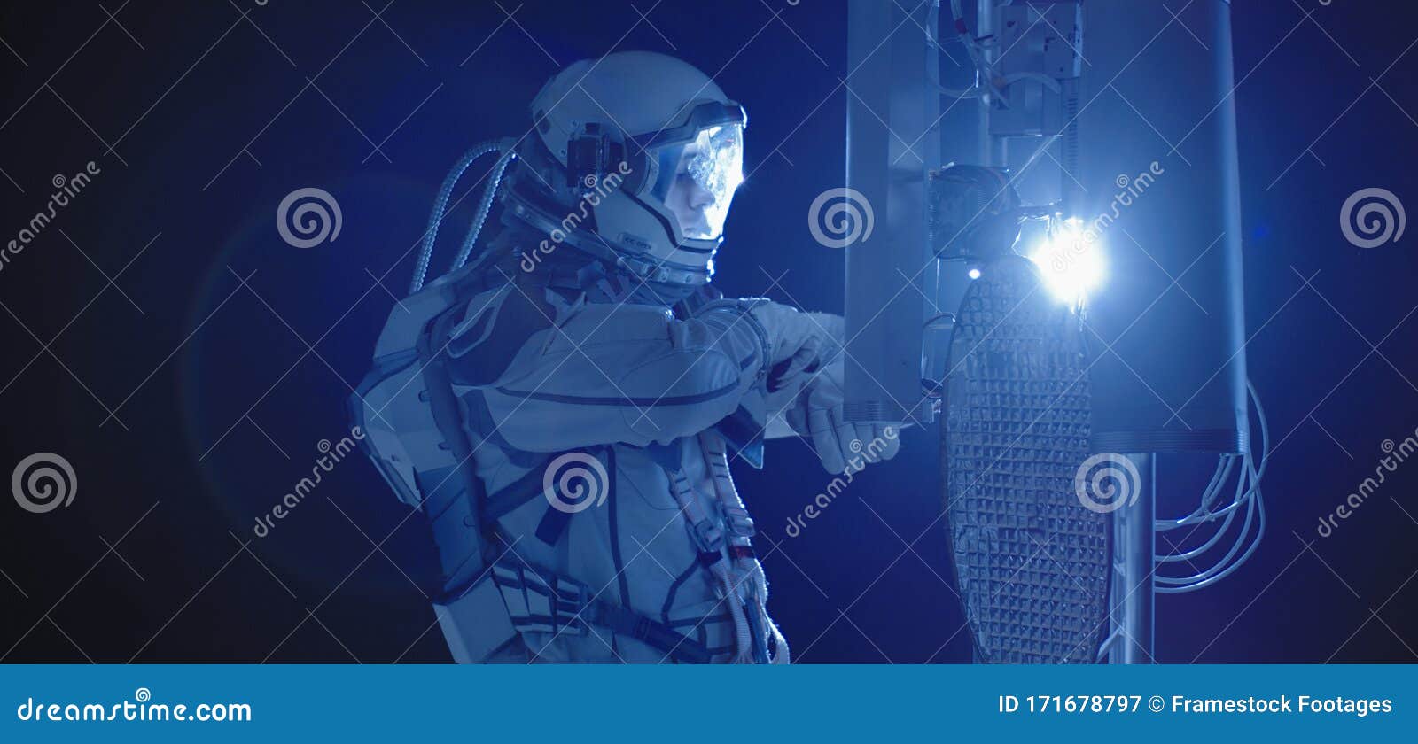Astronauta Na Lua Olhando Ao Redor Imagem de Stock - Imagem de capacete ... Astronauta Na Lua Olhando Ao Redor Imagem de Stock - Imagem de capacete ...