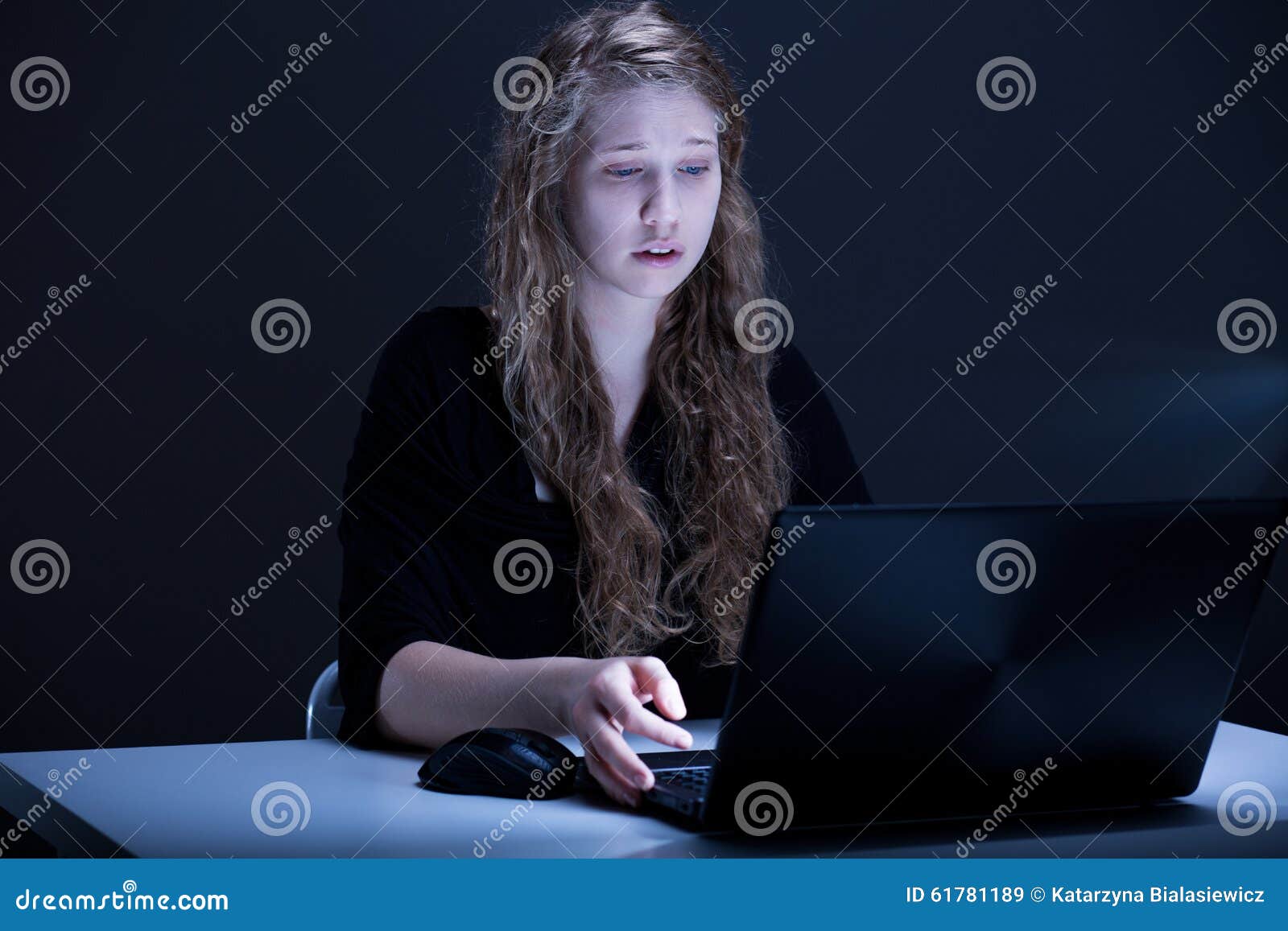 Asustan Al Estudiante Joven Imagen de archivo - Imagen de vida ...