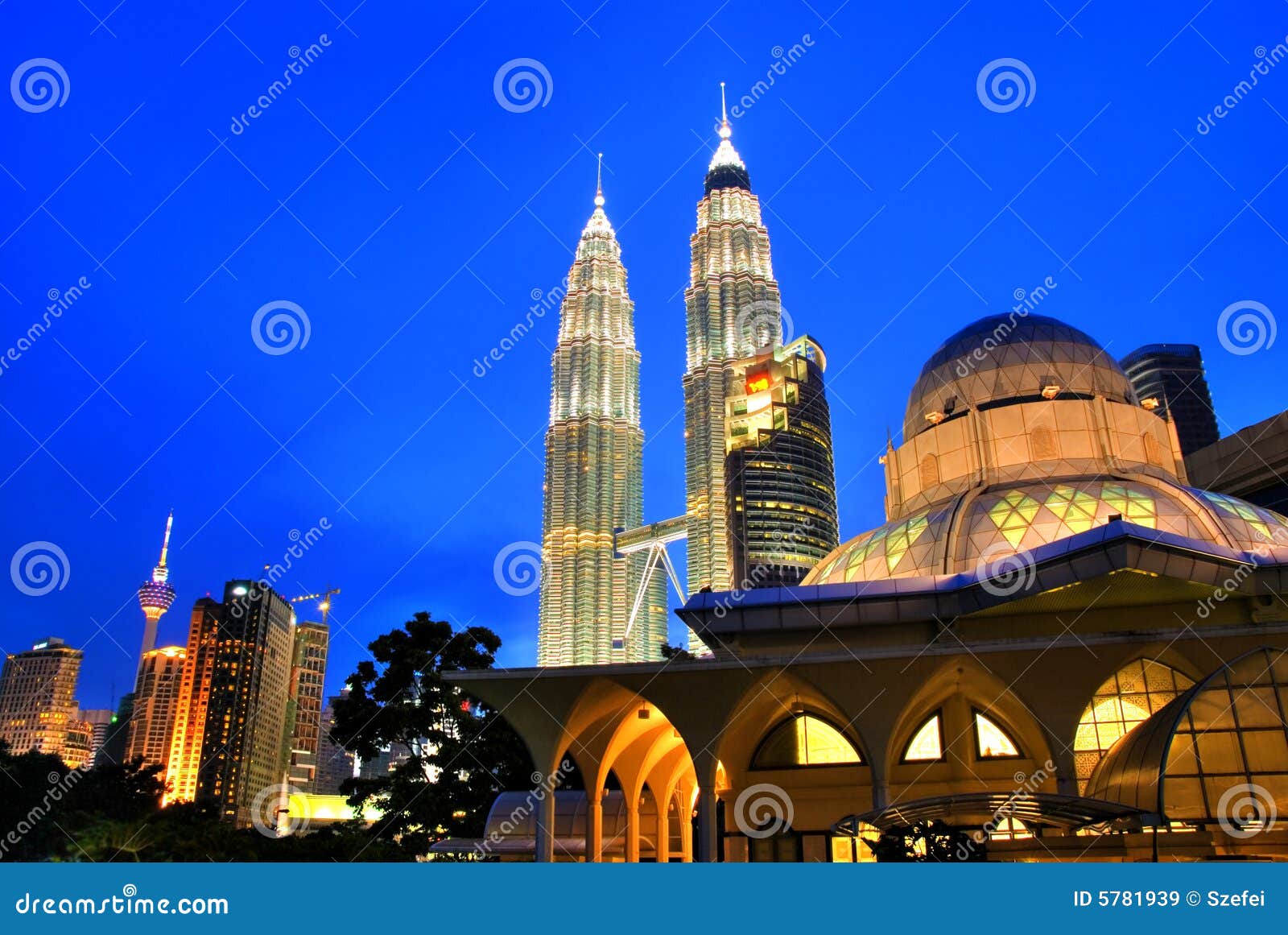 Asy-Syakirin Mosque and KLCC Stock Image - Image of asia, city: 5781939