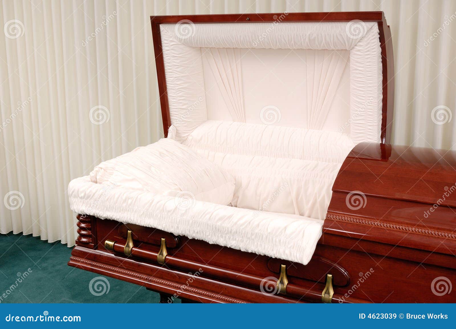 Ataúd fúnebre imagen de archivo. Imagen de muerte, mortuorio - 4623039