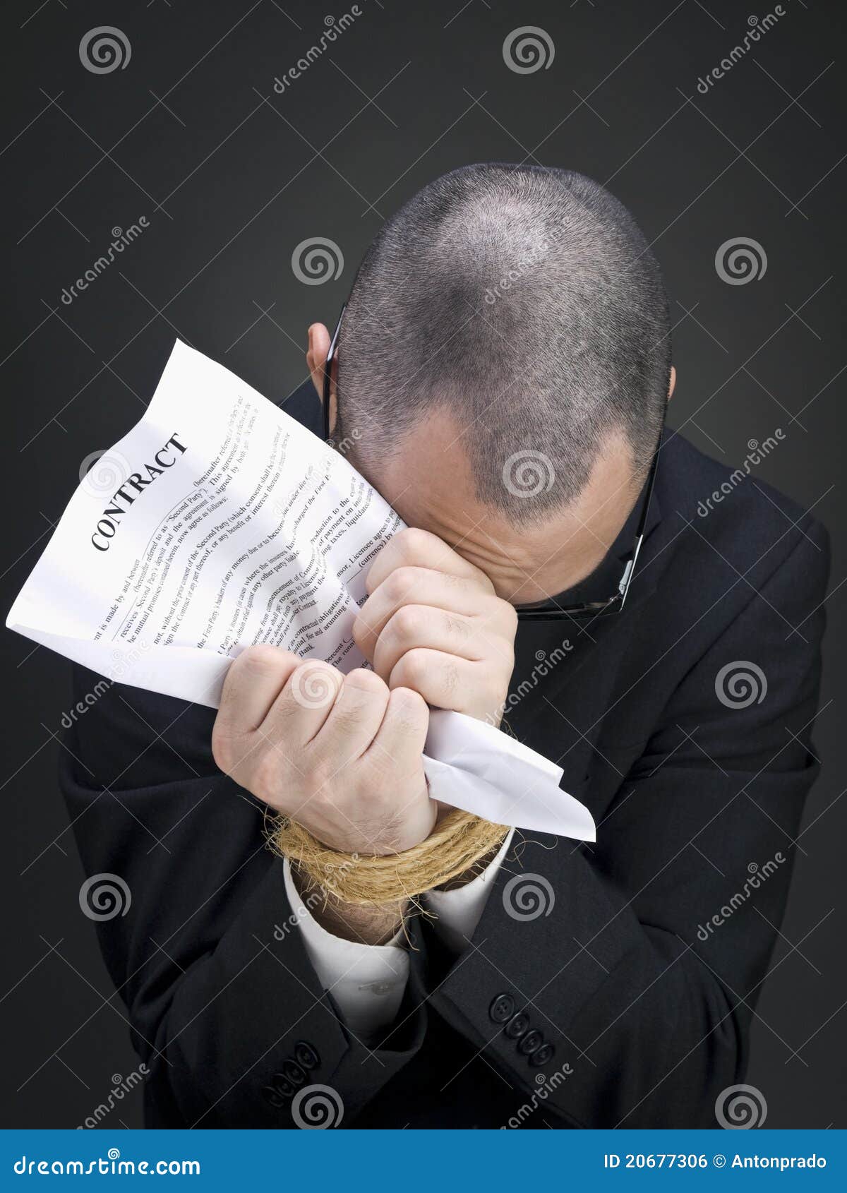 Atado a un contrato foto de archivo. Imagen de lucha - 20677306