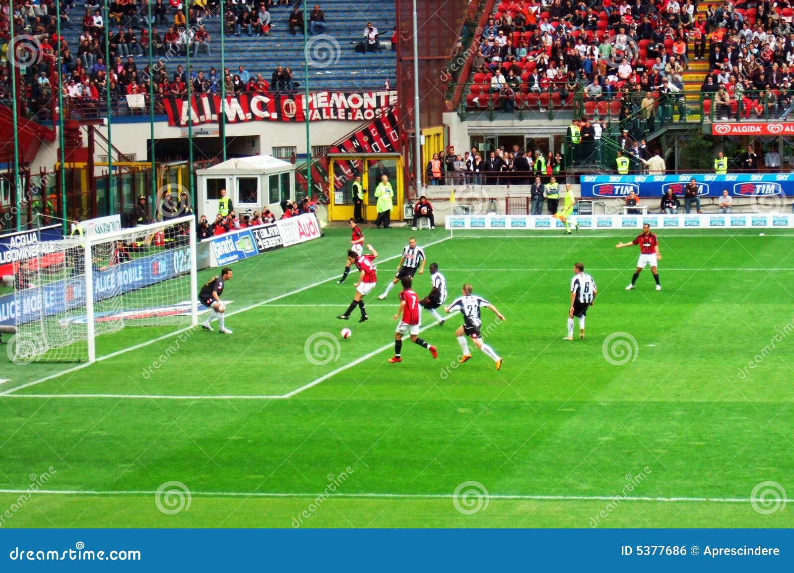 Ataque del fútbol foto editorial. Imagen de juego, interior - 5377686