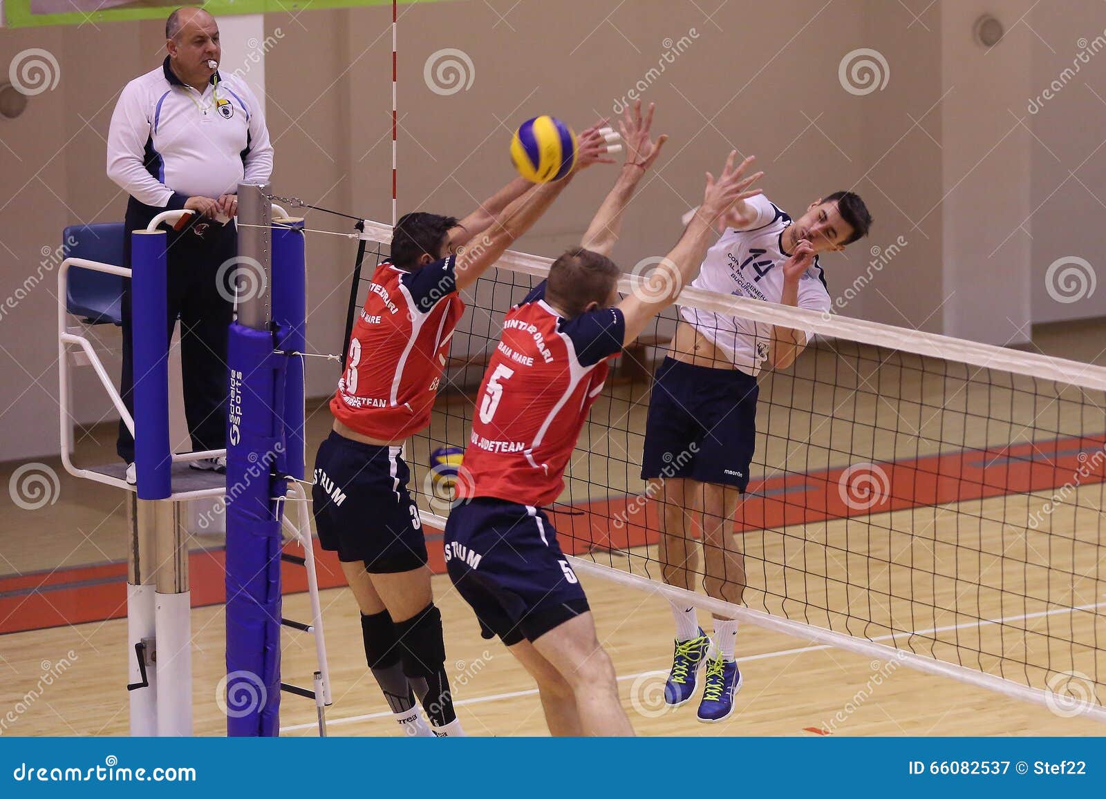 Ataque do voleibol fotografia editorial. Imagem de saltar - 66082537