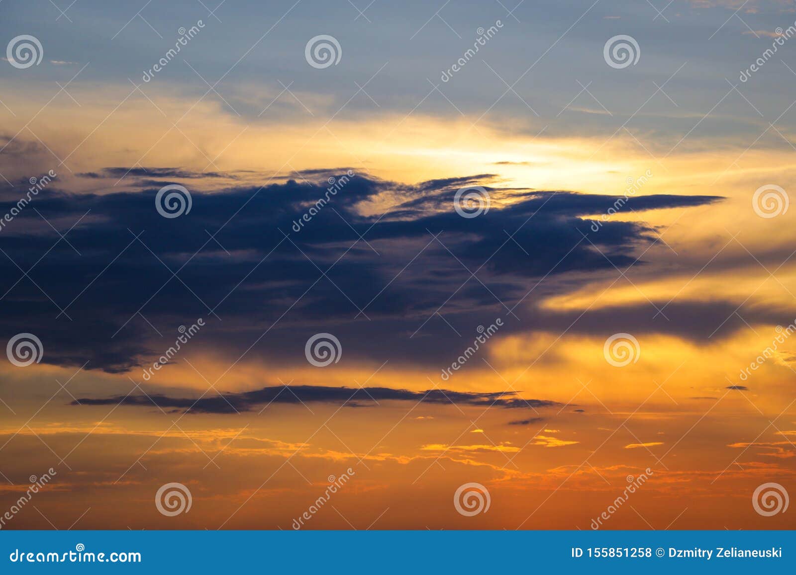 Atardecer Con Rayos Solares, Cielo Con Nubes Y Sol Foto de archivo ...