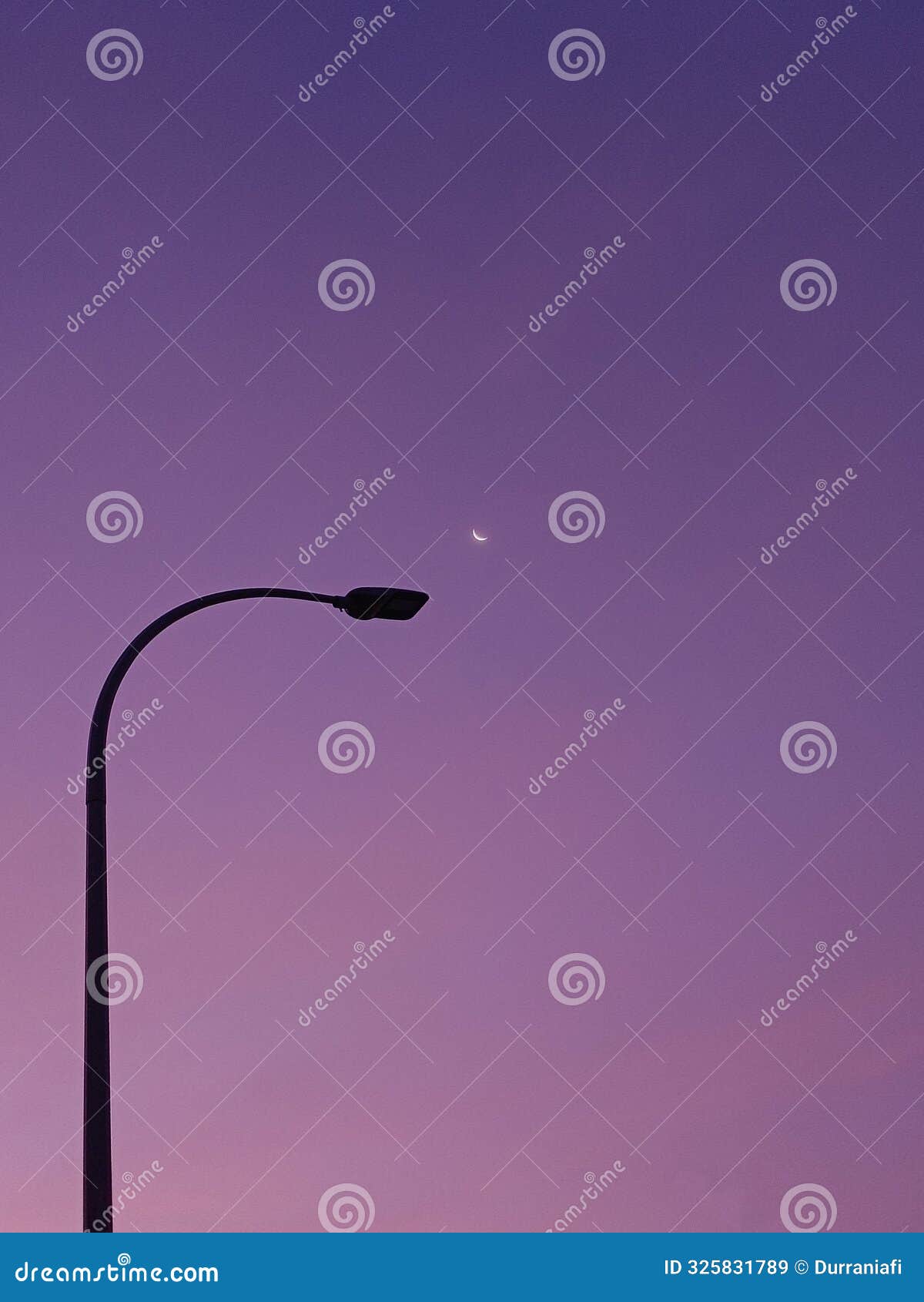 Atardecer De Cielo Morado Con Luna Creciente. Imagen de archivo ...