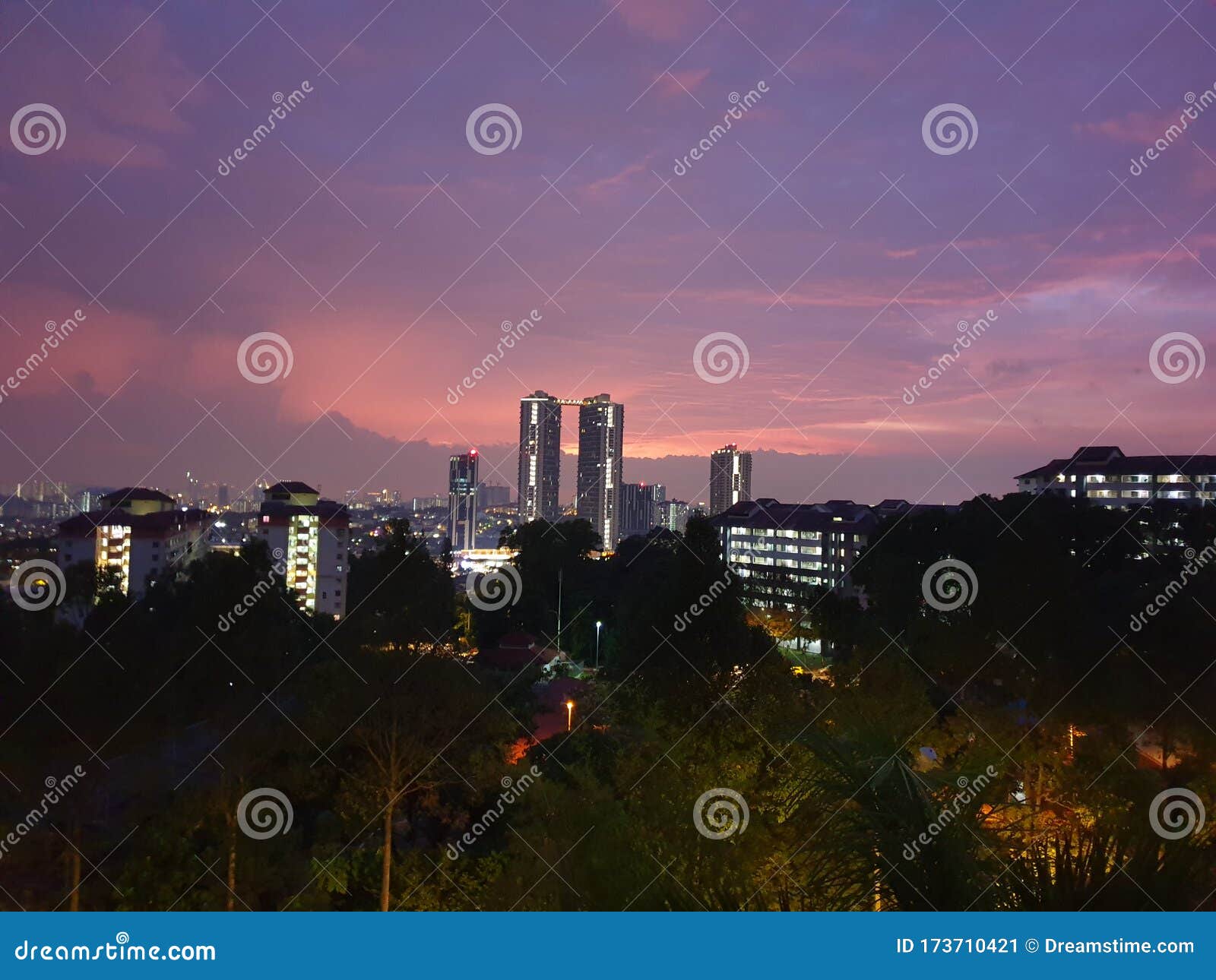 Atardecer De Cielos Morados Con Edificios Imagen de archivo - Imagen de edificios, sunset: 173710421