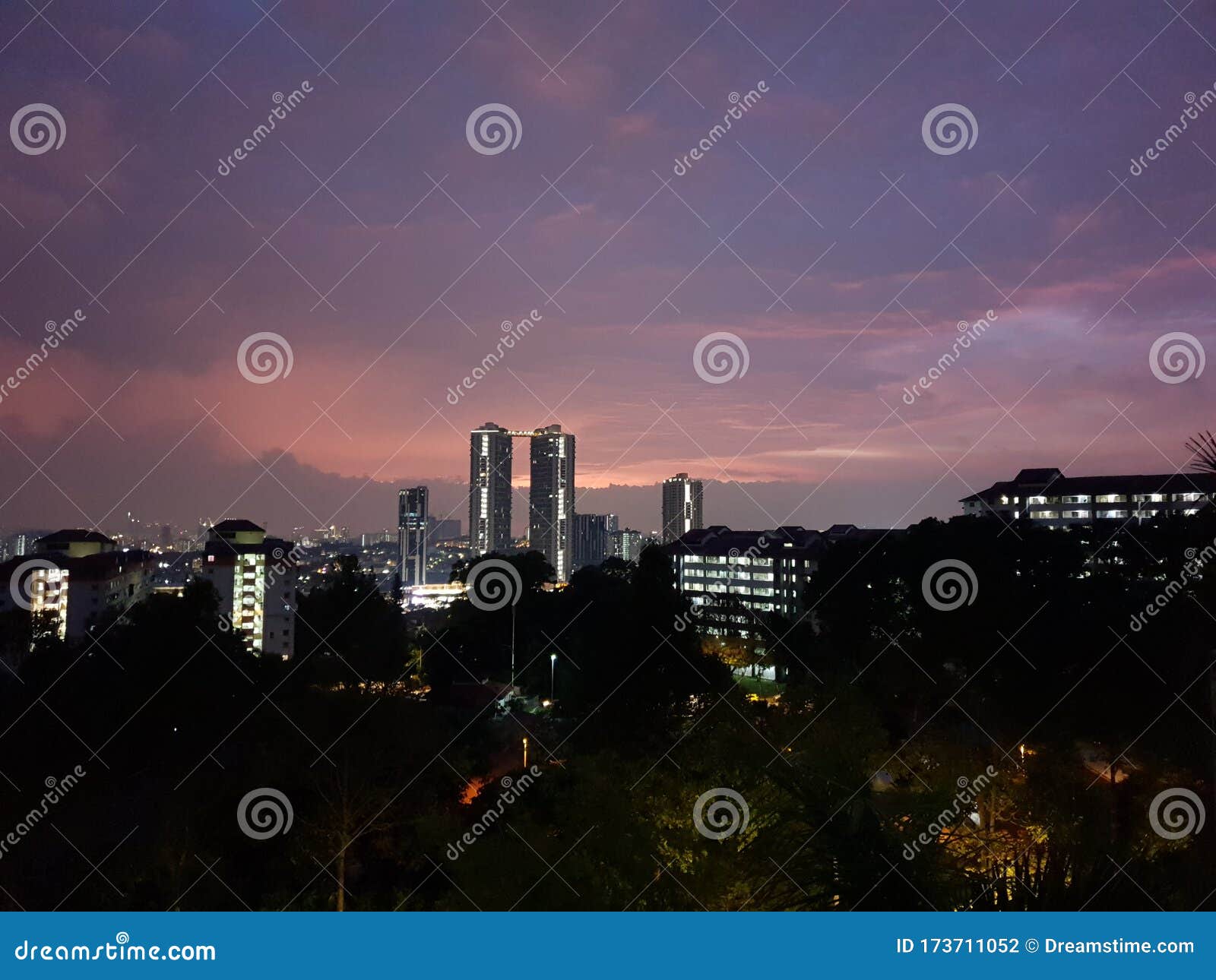 Atardecer De Cielos Morados Con Edificios Foto de archivo - Imagen de edificios, cielos: 173711052