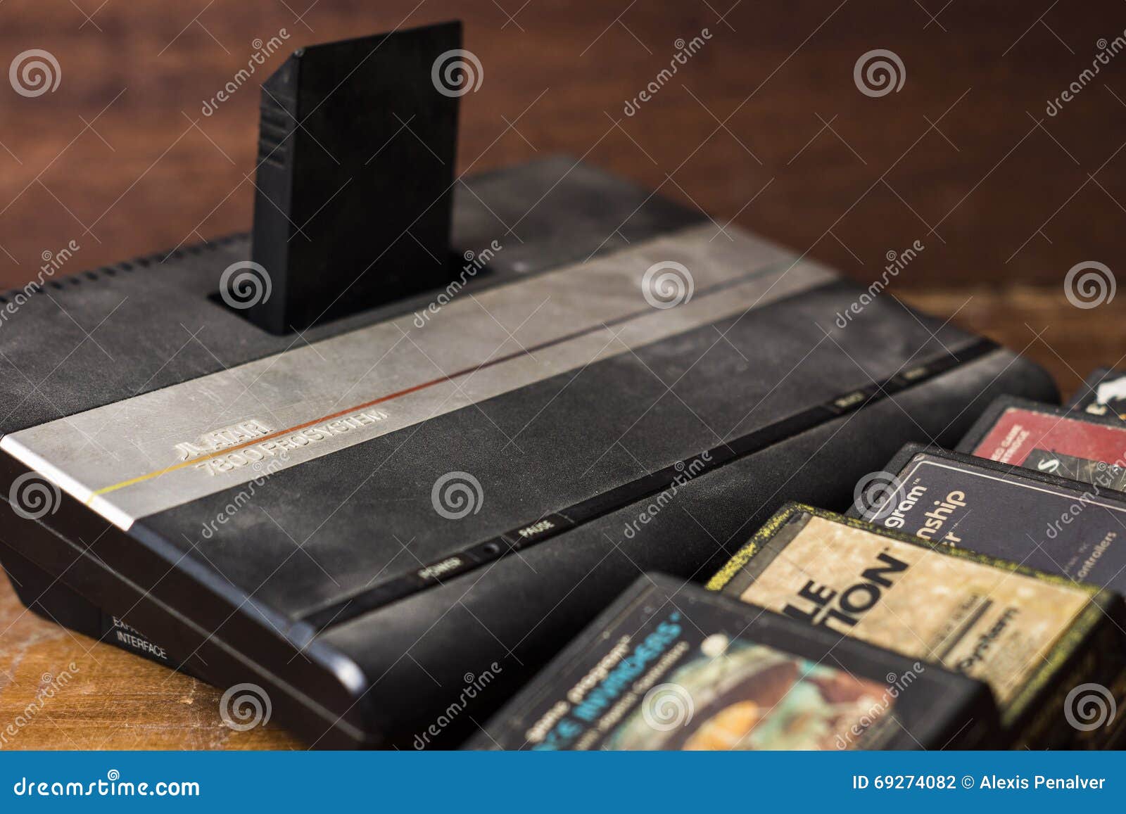 Atari 7600 fotografía editorial. Imagen de hospitalidad - 69274082