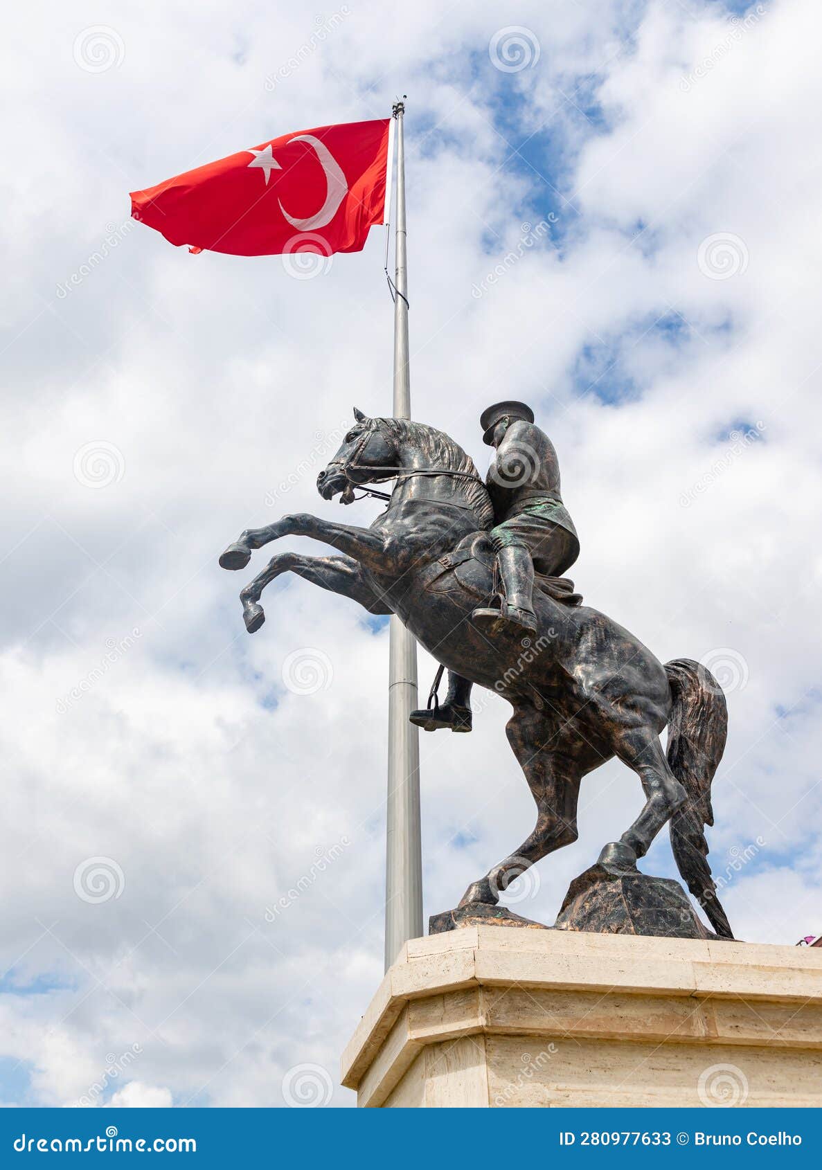 Ataturk Statue in Bergama stock image. Image of turkiye - 280977633