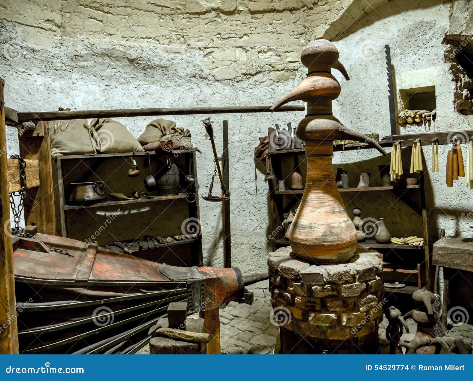 Atelier d'alchimiste photo stock. Image du magie, alchimiste - 54529774