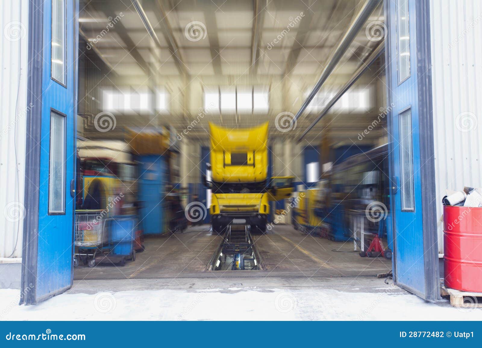 Atelier De Réparations De Camion Photo stock - Image du transport ...