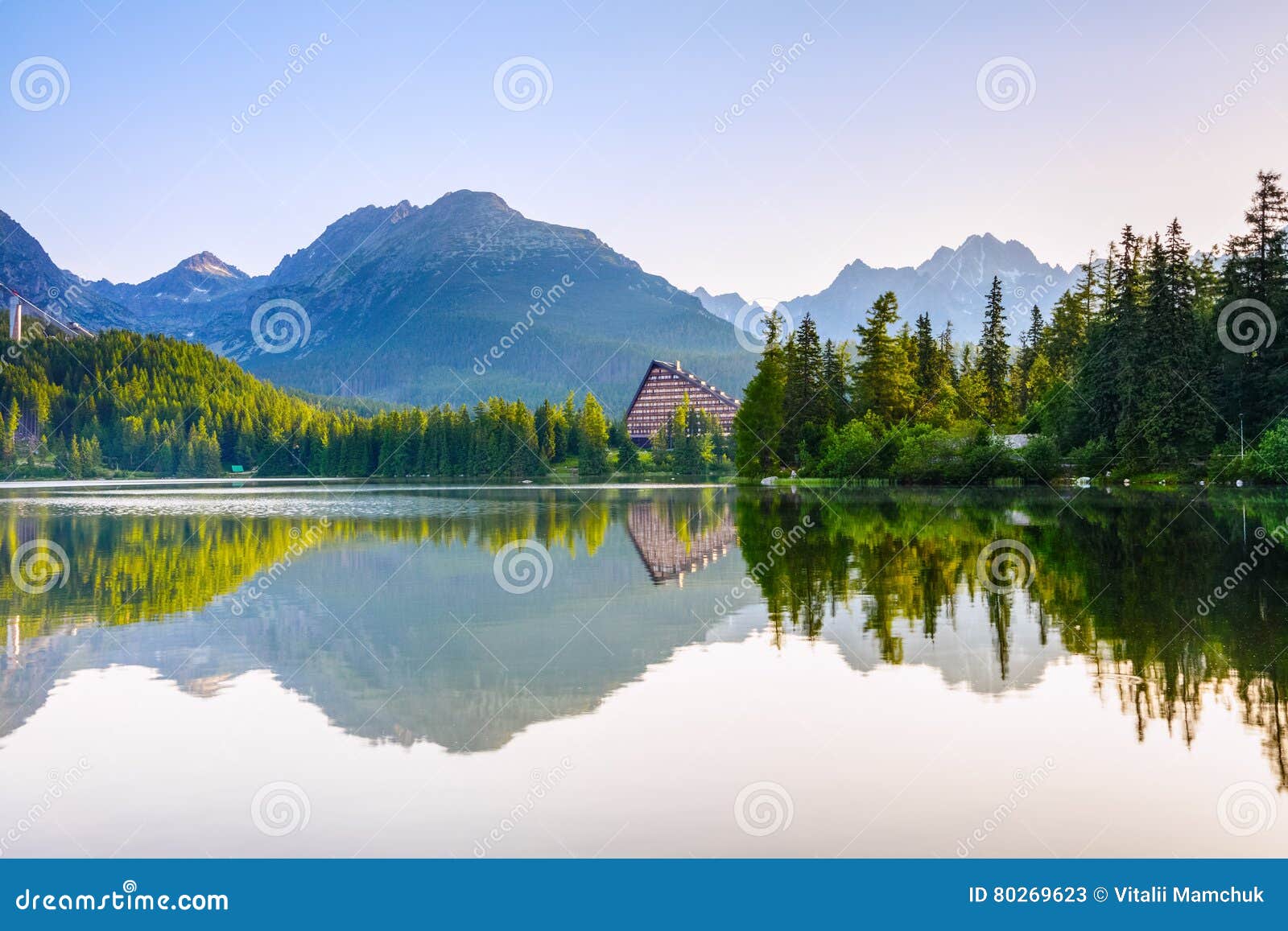Atemberaubende Bergblicke Und Ein Ruhiger See Stockbild - Bild von blau ...