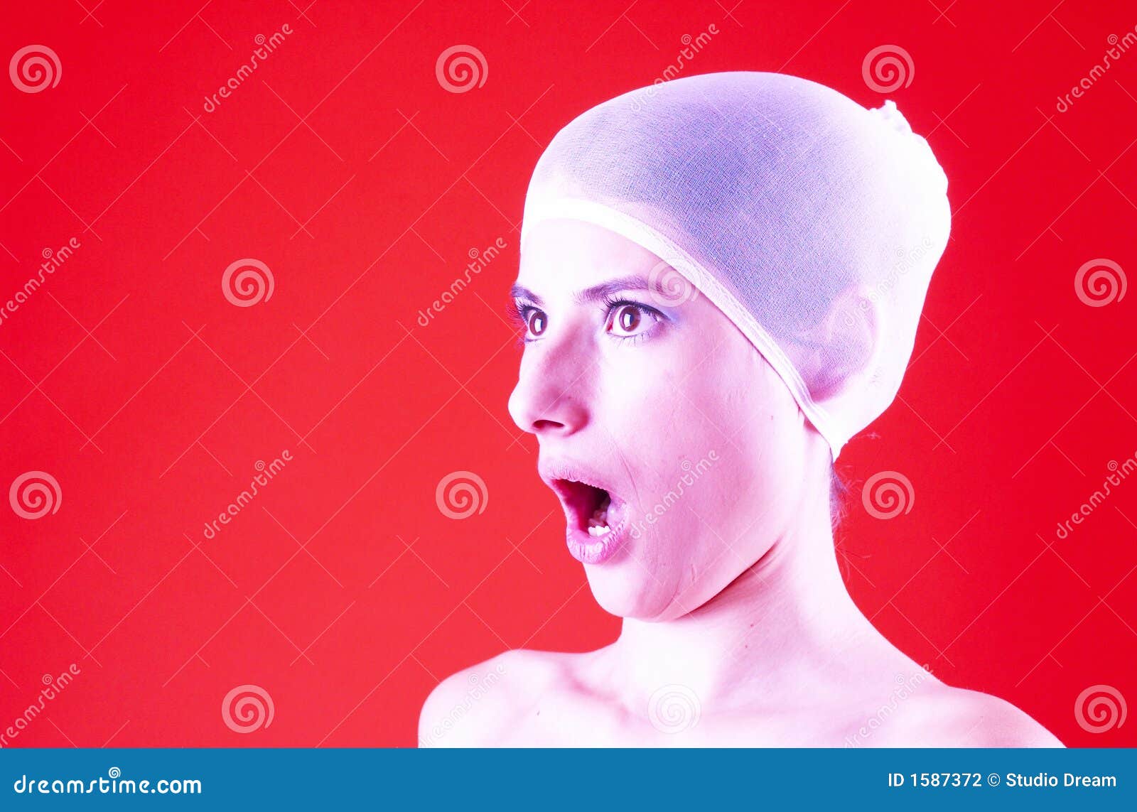 Atemorizado en rojo foto de archivo. Imagen de comienzo - 1587372