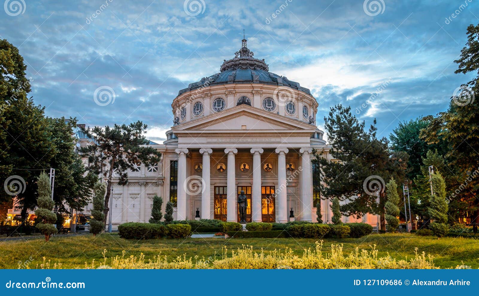Atheneum Van Boekarest in Het Ochtendlicht Stock Foto - Image of romein ...