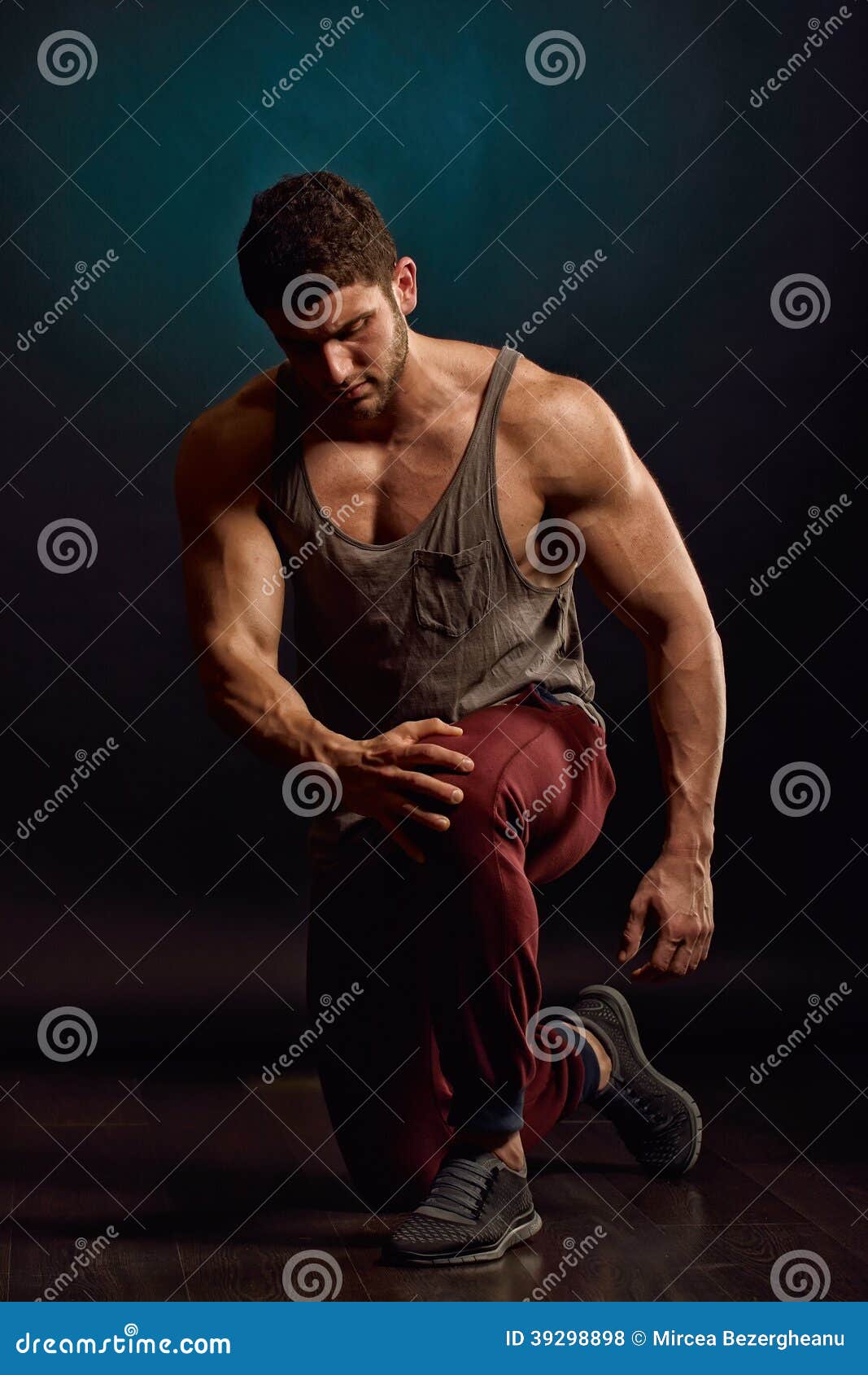 Athletic Young Man Accusing Knee Pain Stock Photo - Image of isolated ...
