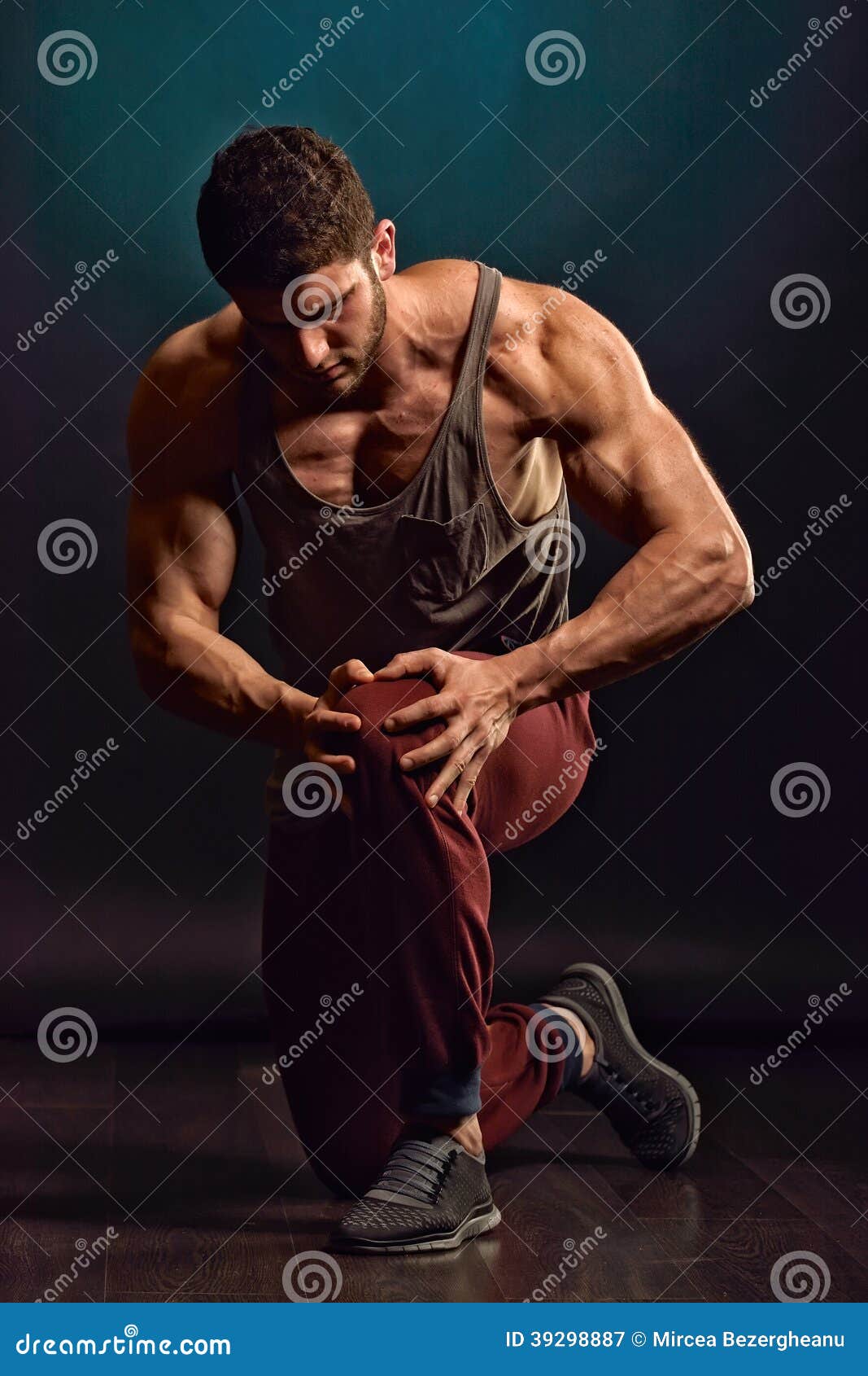 Athletic Young Man Accusing Knee Pain Stock Image - Image of athletic ...