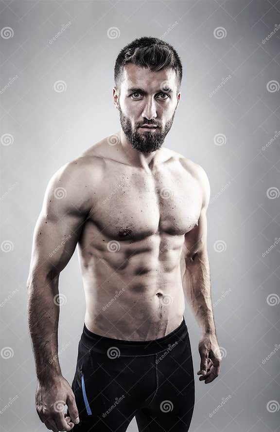 Athletischer Junger Mann Mit Den Muskeln Stockfoto - Bild von attraktiv ...