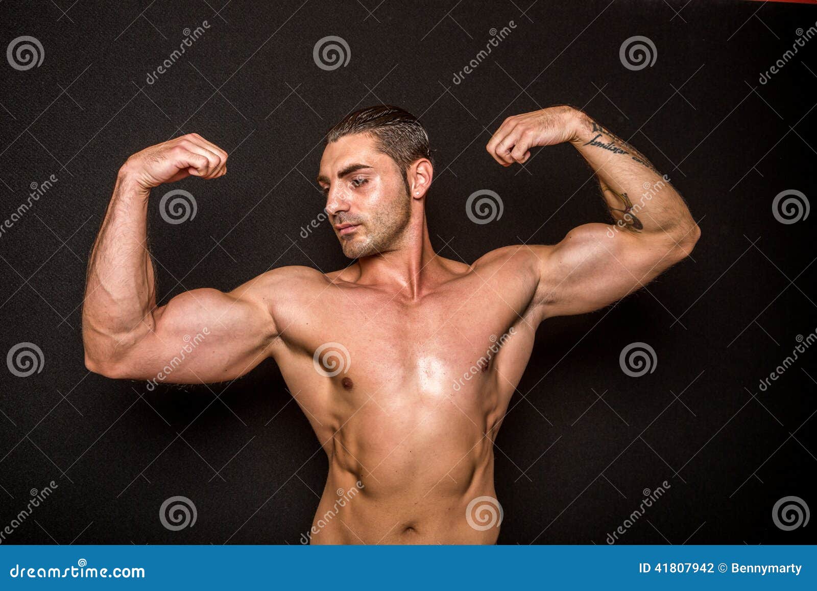 Athletischer Mann, Der Bizeps Zeigt Stockfoto - Bild von hemdlos ...