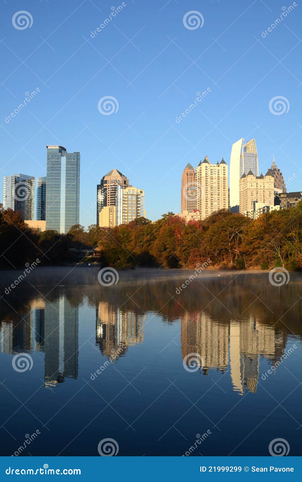 Atlanta Skyline Reflections Stock Image - Image of meer, autumn: 21999299