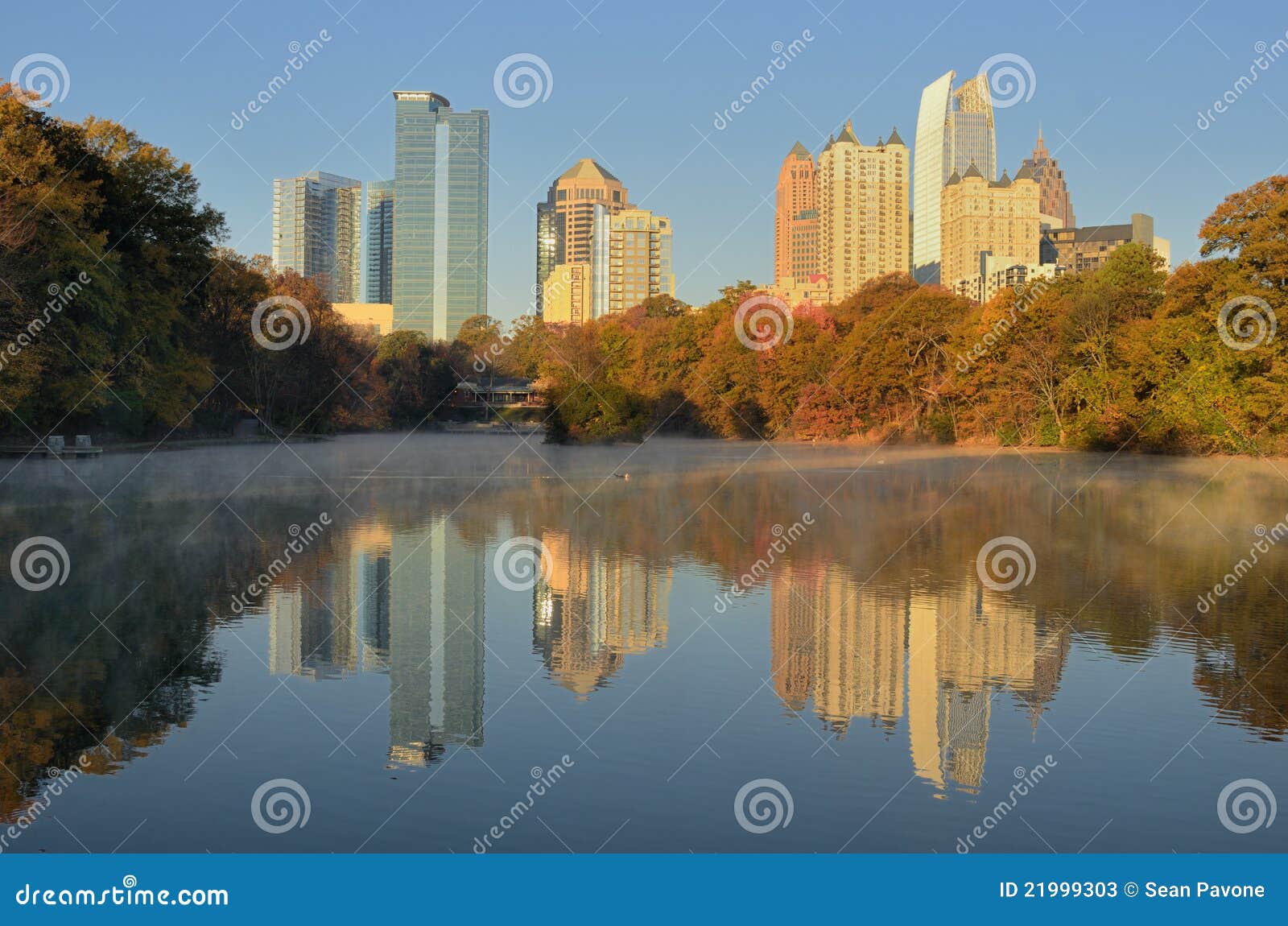 Atlanta Skyline Reflections Stock Image - Image of meer, foggy: 21999303
