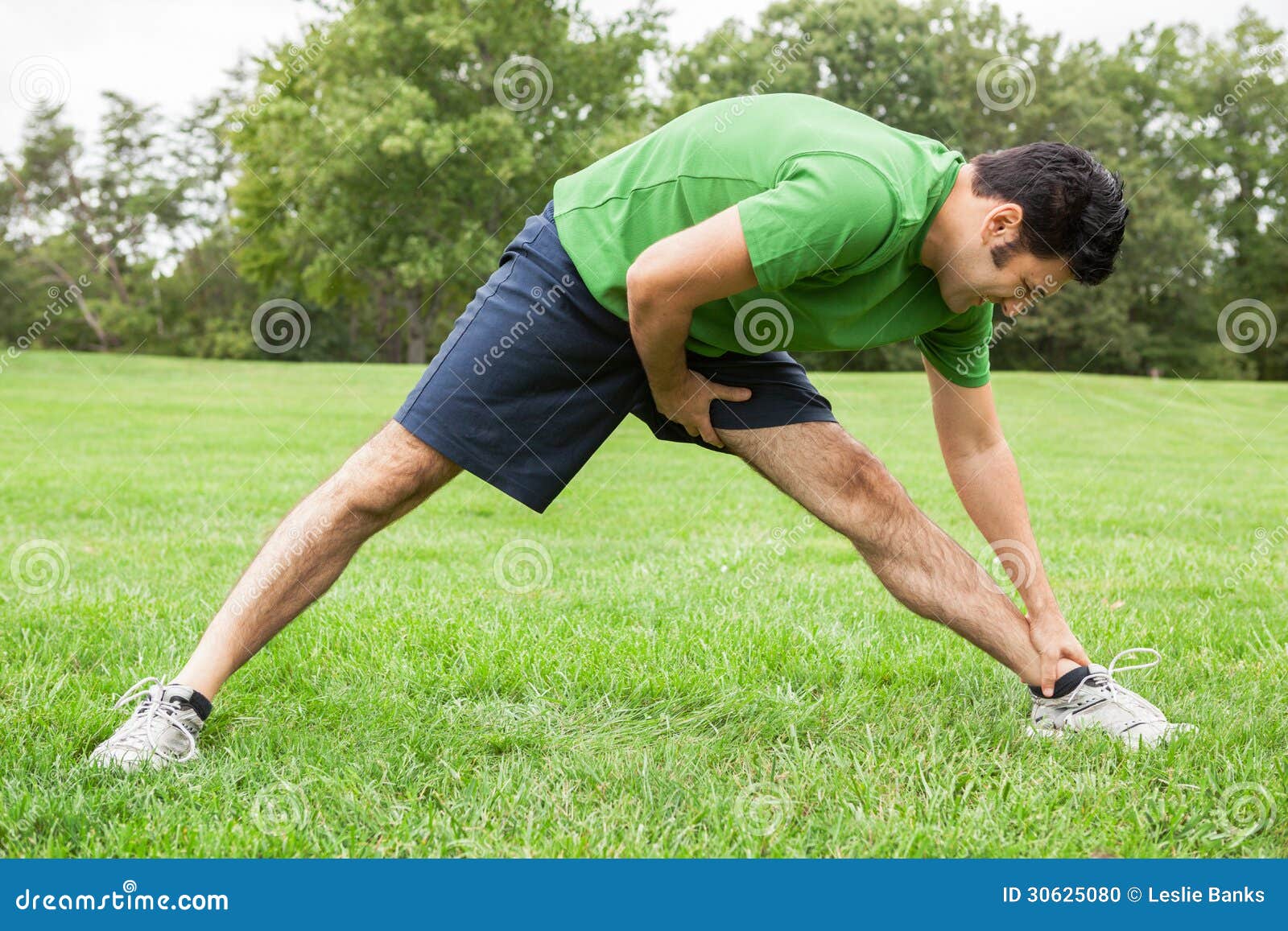 Atleta Che Allunga Le Gambe Fotografia Stock - Immagine di allungamento ...