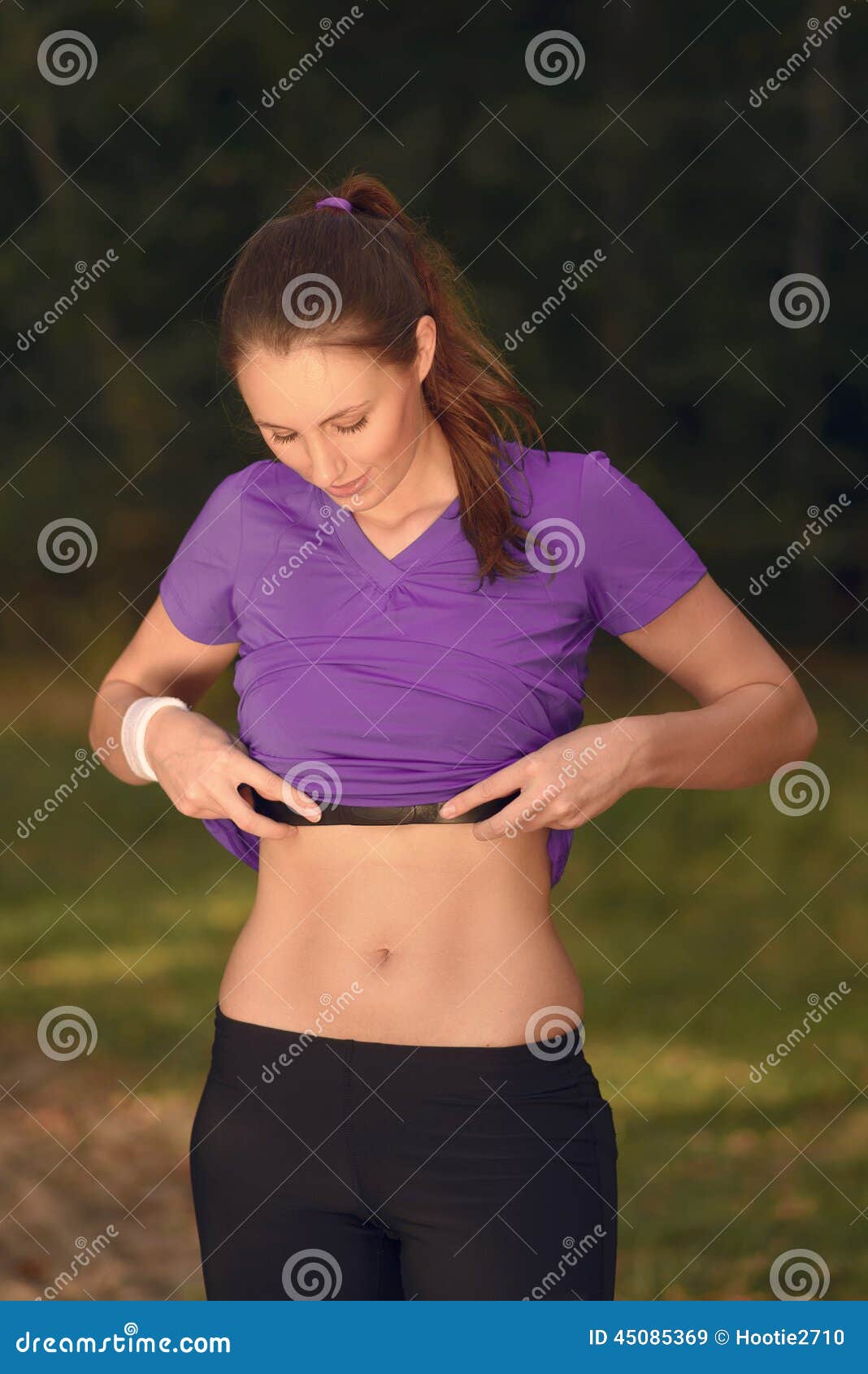 Atleta De La Mujer Que Comprueba Su Correa Del Pulso Imagen de archivo ...