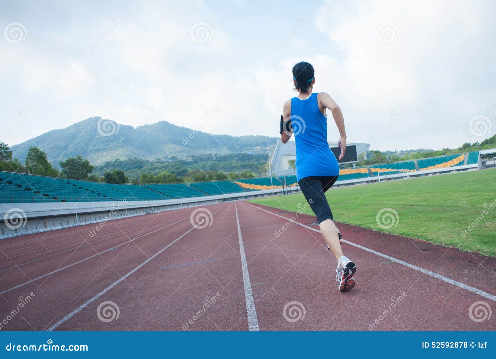 Atleta Del Corredor Que Corre En Estadio Foto de archivo - Imagen de ...