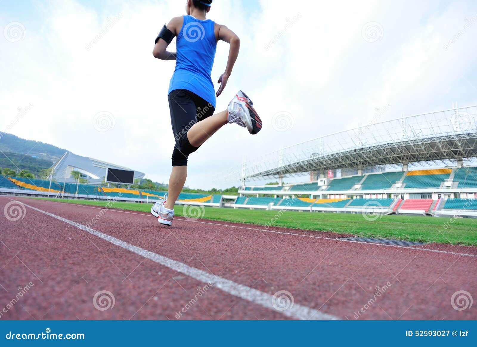 Atleta Del Corredor Que Corre En Estadio Imagen de archivo - Imagen de ...