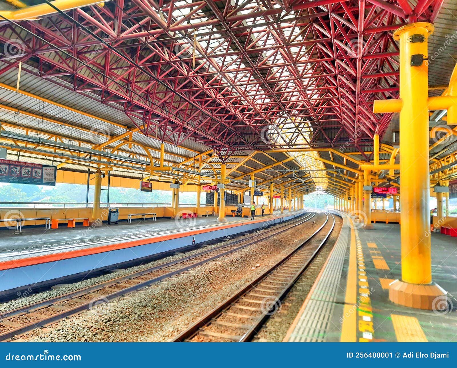 The Atmosphere at Gondangdia Station Stock Image - Image of gondangdia ...